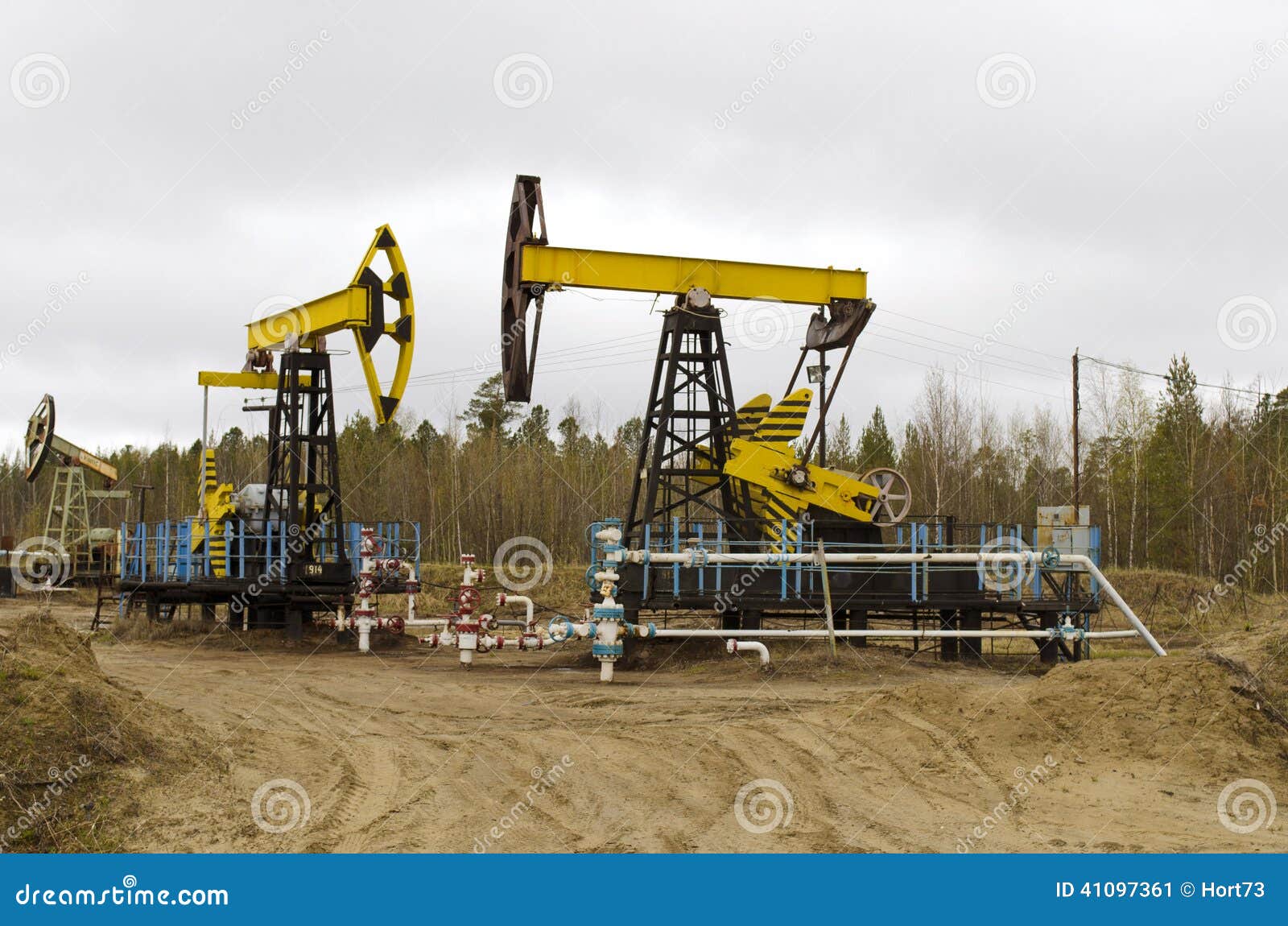 Een Oliebron Met Het Slingerende Staaf Pompen Stock Afbeelding - Image ...