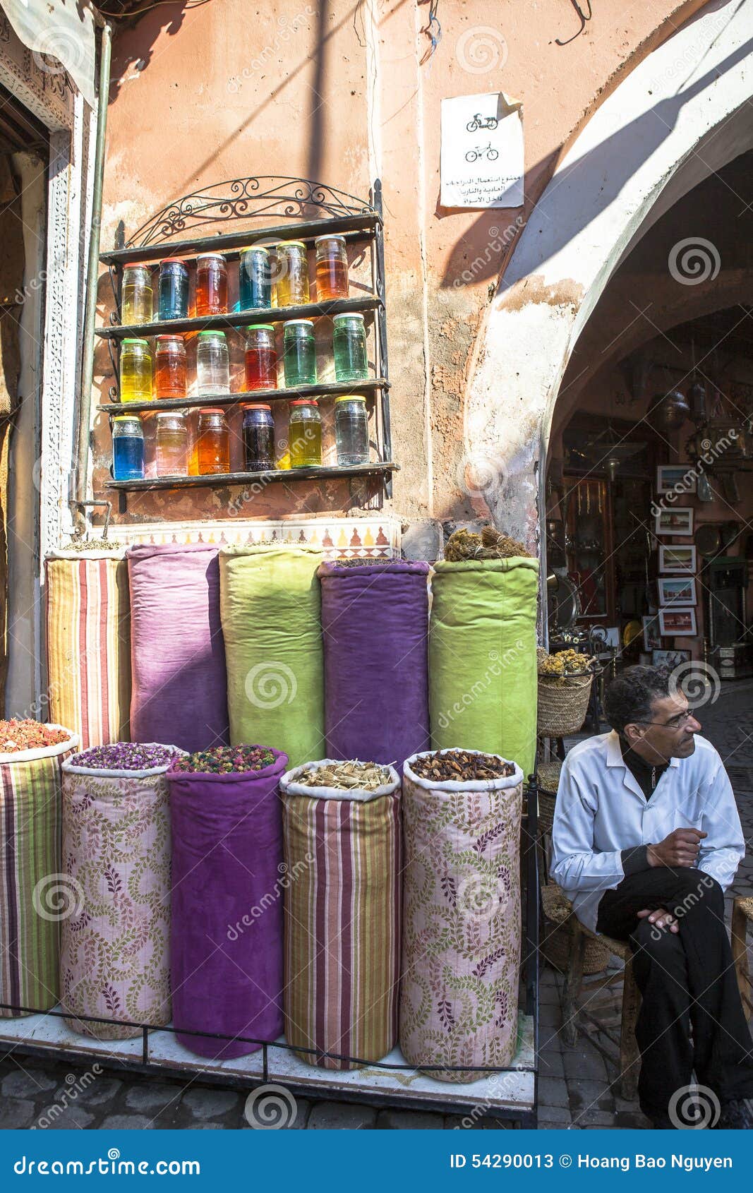 Een Oude Mens in Souk-markt Van Marrakech, Marokko Redactionele Stock ...