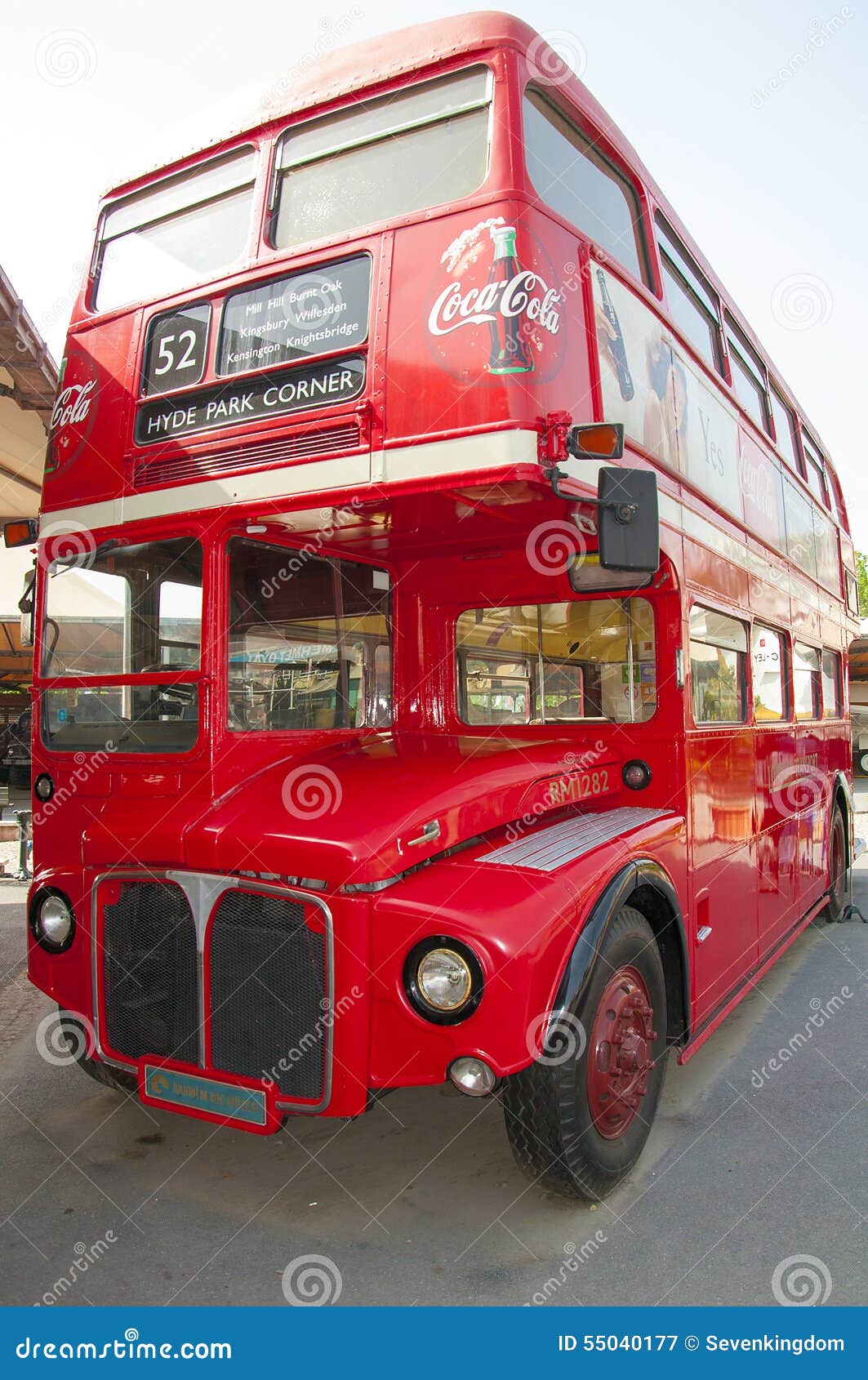 Een oude rode bus redactionele fotografie. Image of groot - 55040177