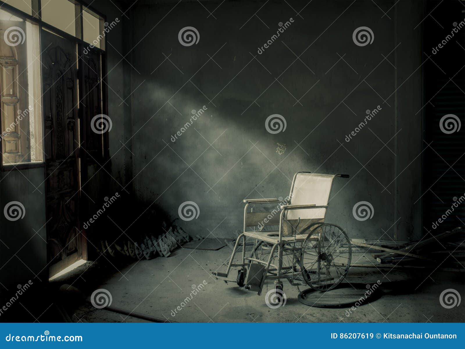 Een Oude Rolstoel in Oude Ruimte Stock Afbeelding - Image of halloween ...