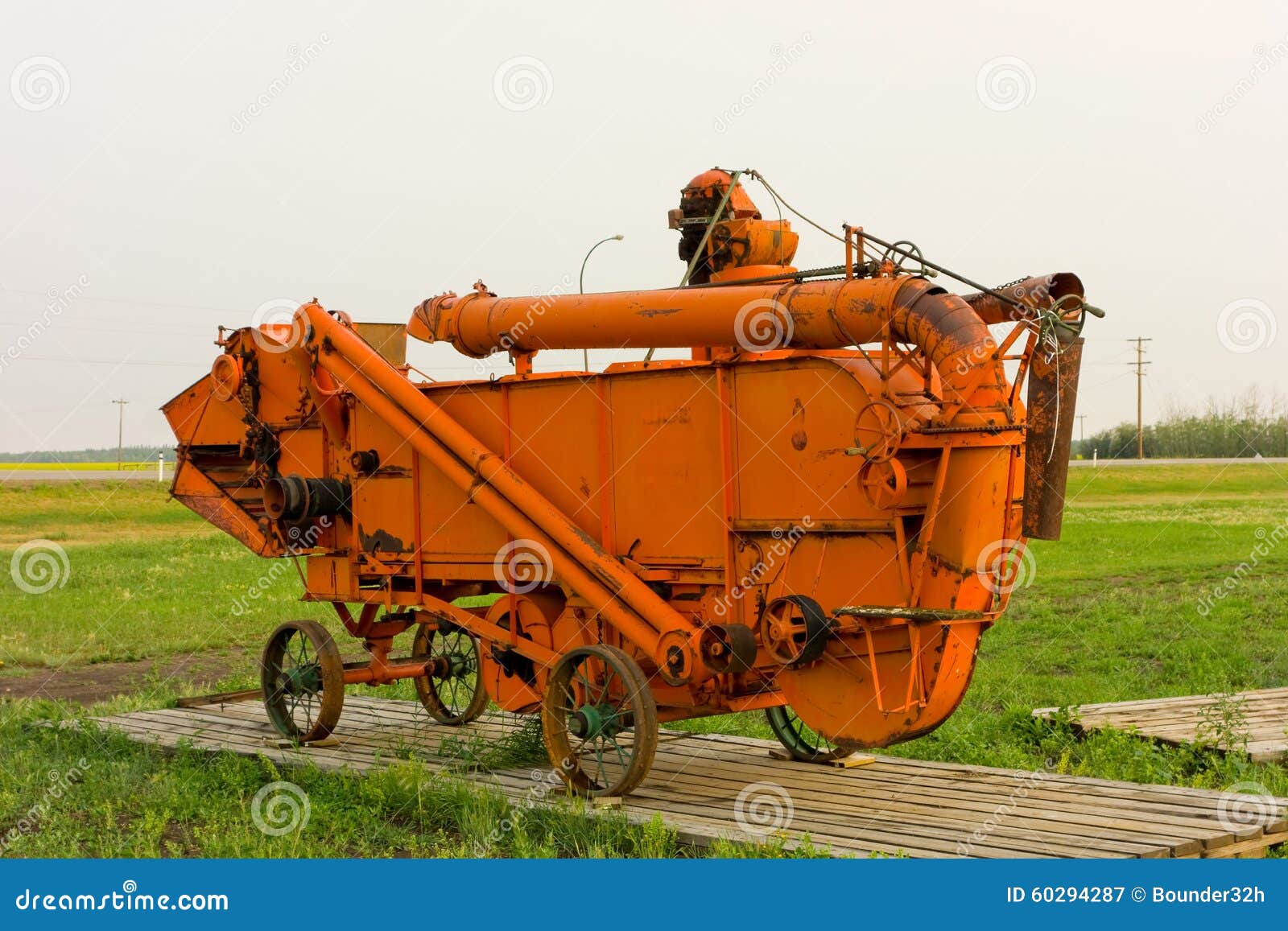 Een Ouderwetse Maaimachine Op Vertoning in Saskatchewan Redactionele ...