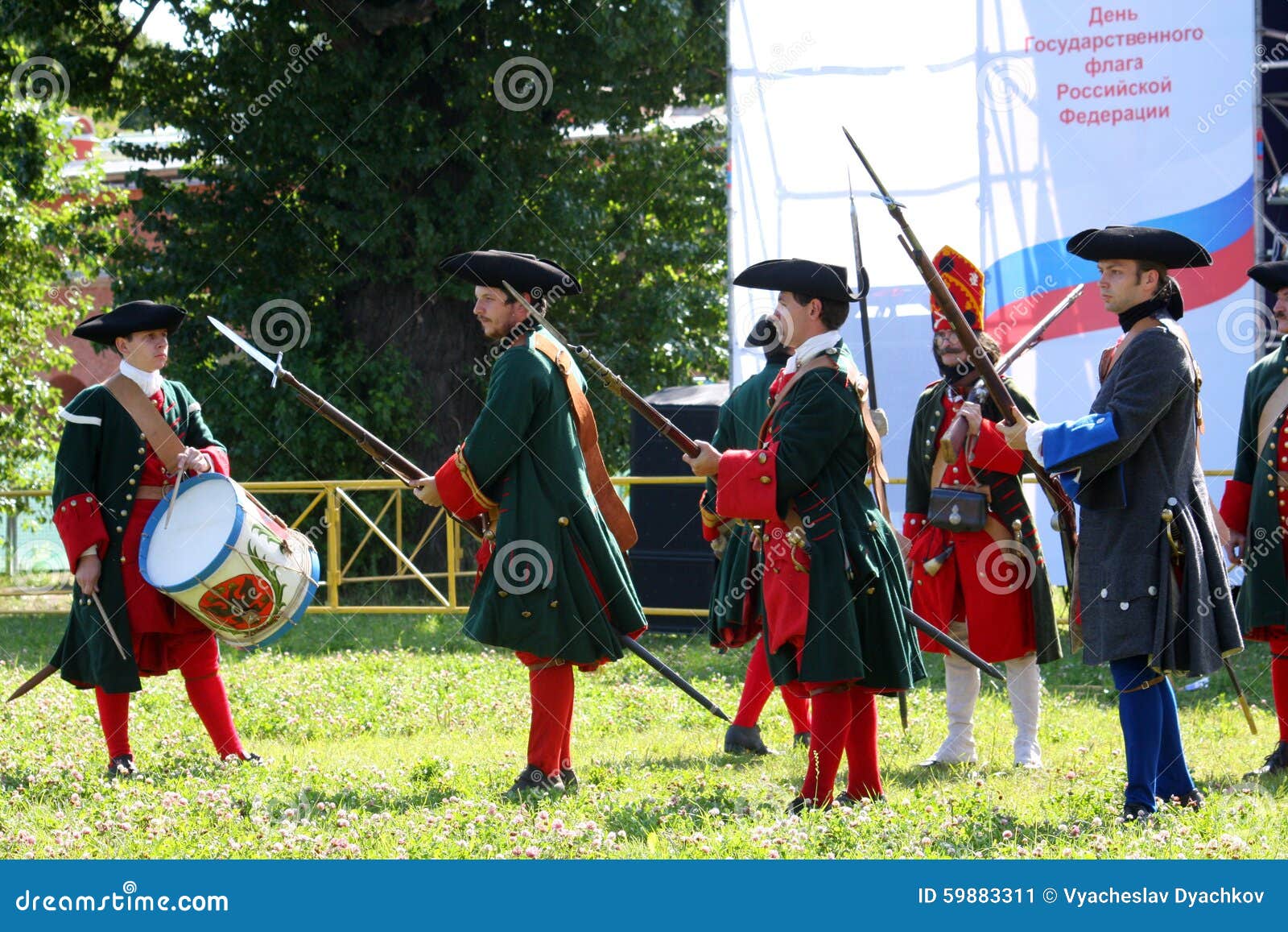 Een Peloton Van Leden Van De Club Van Militaire Reenactors Van De Wacht ... Een Peloton Van Leden Van De Club Van Militaire Reenactors Van De Wacht ...