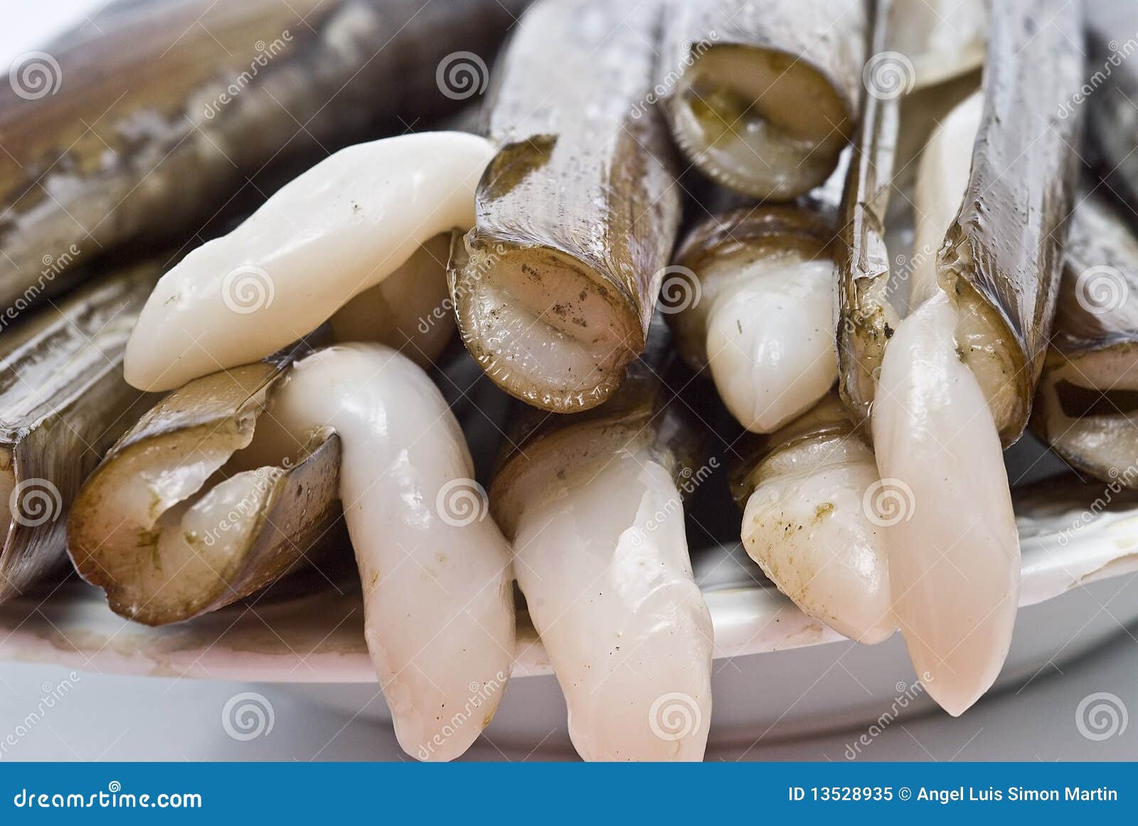 Een Plaat Van Verse Scheermestweekleppige Schelpdieren. Stock ...