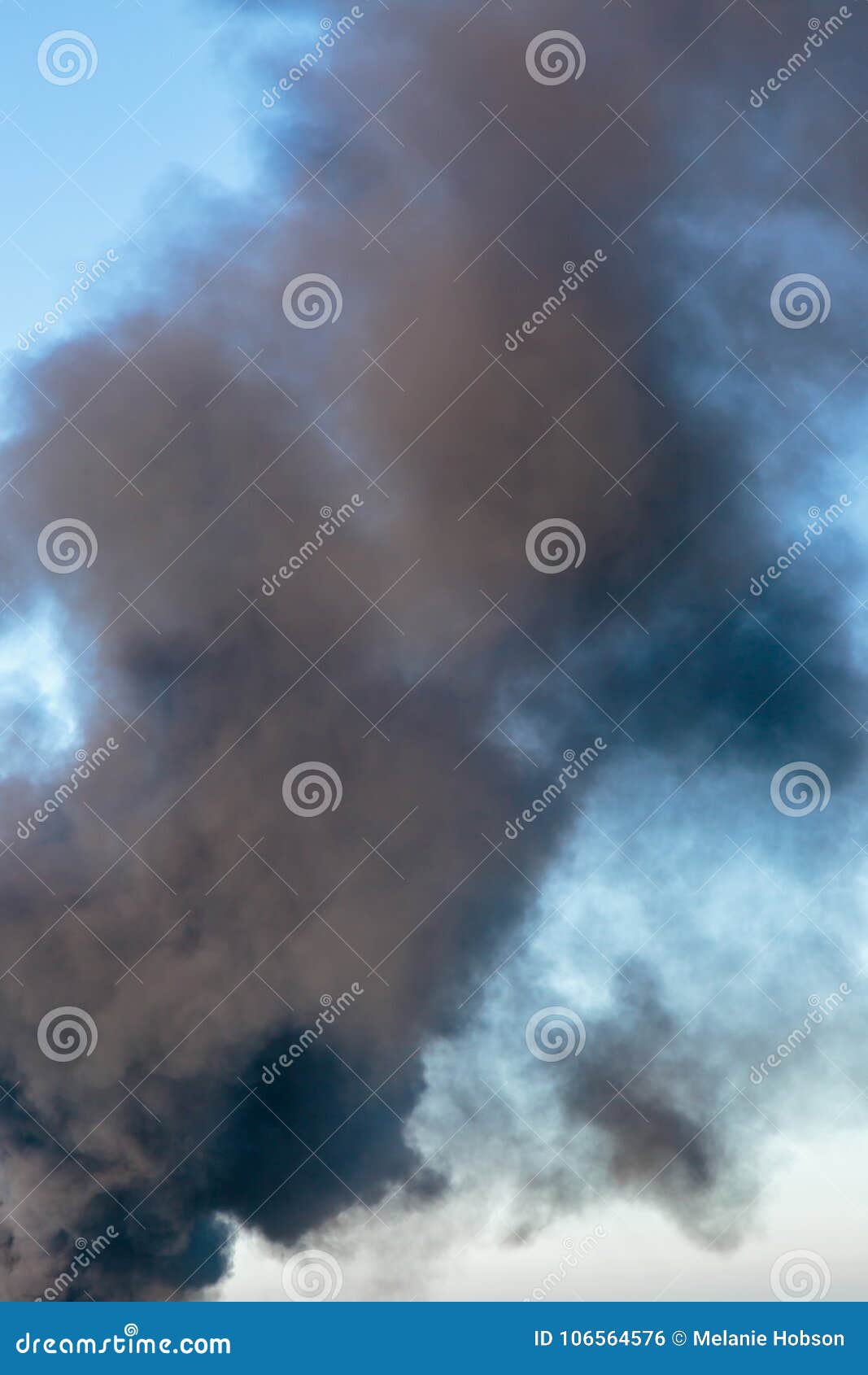 Een Pluim van Zwarte Rook stock foto. Image of buiten - 106564576