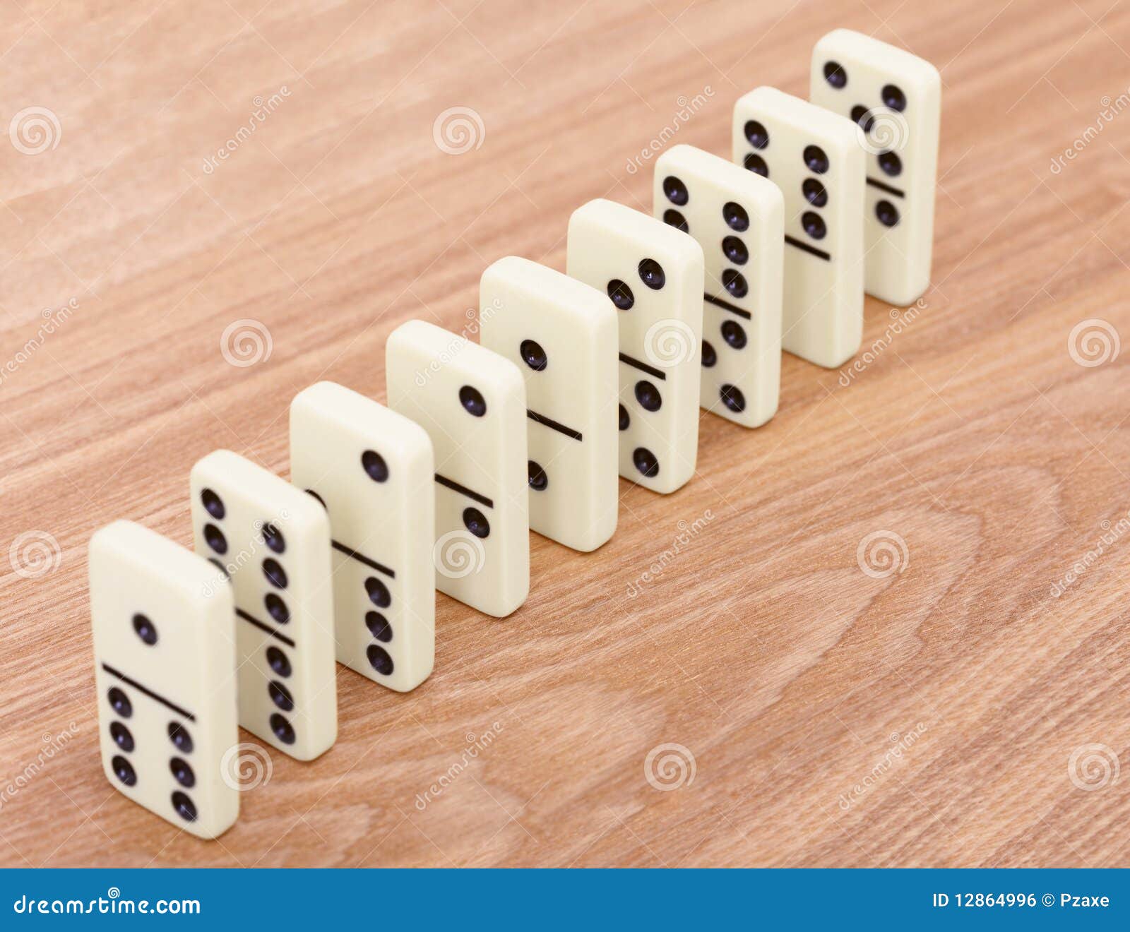 Een rij van domino's stock foto. Image of groep, stukken - 12864996