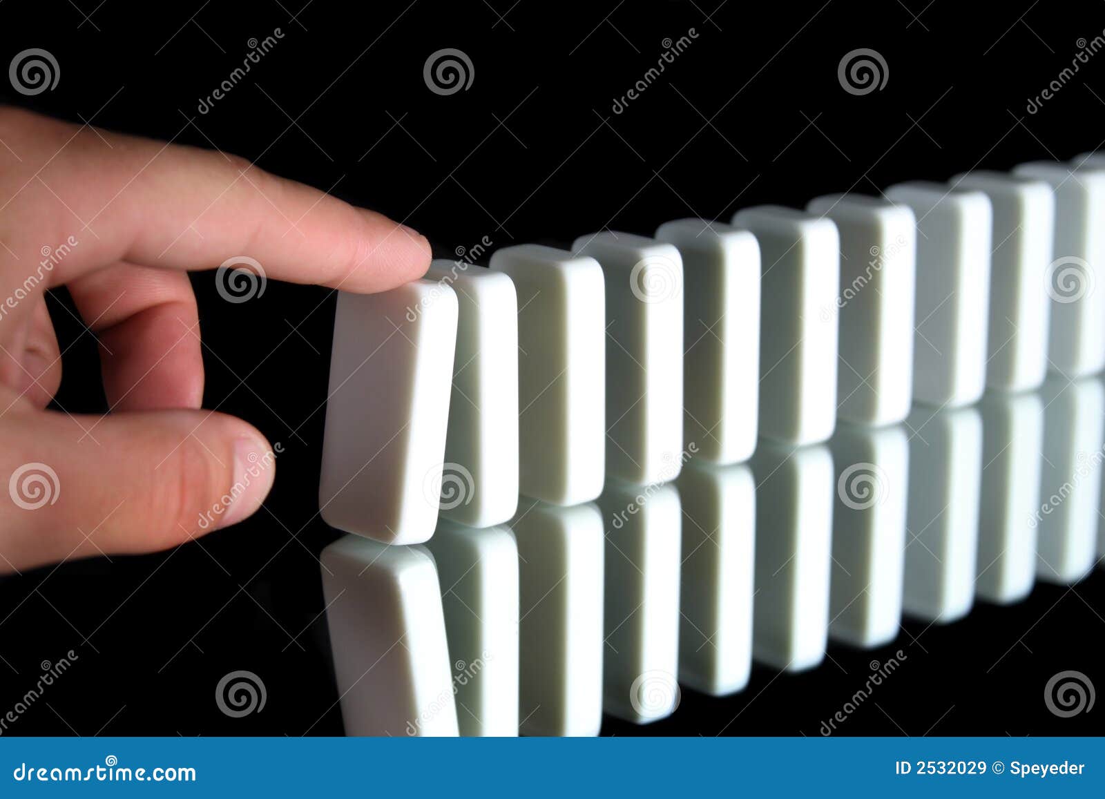 Een rij van domino's stock afbeelding. Image of spel, blok - 2532029