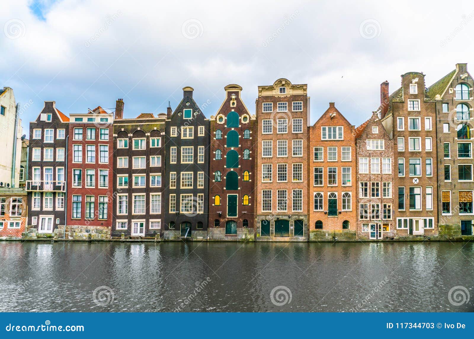 Een Rij Van Oude Traditionele Huizen in Amsterdam Redactionele Stock ...