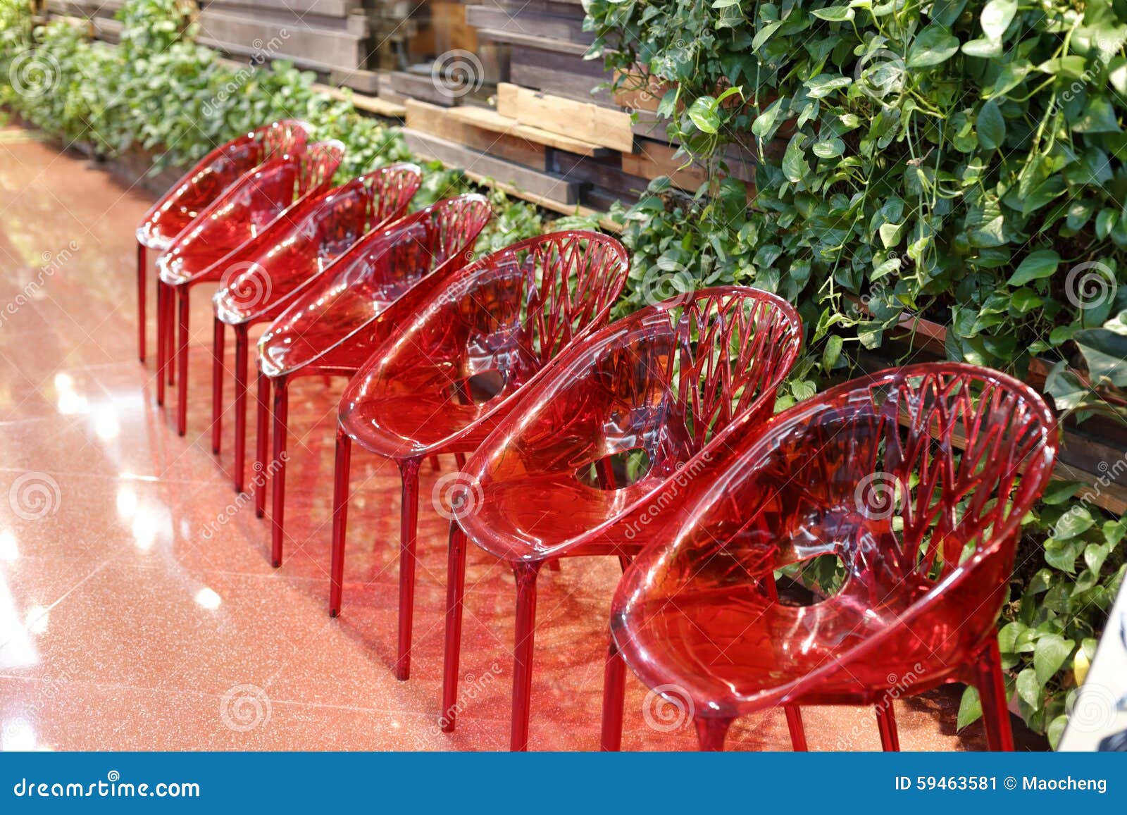 Een Rij Van Rode Plastic Stoelen Stock Afbeelding - Image of getijde ...