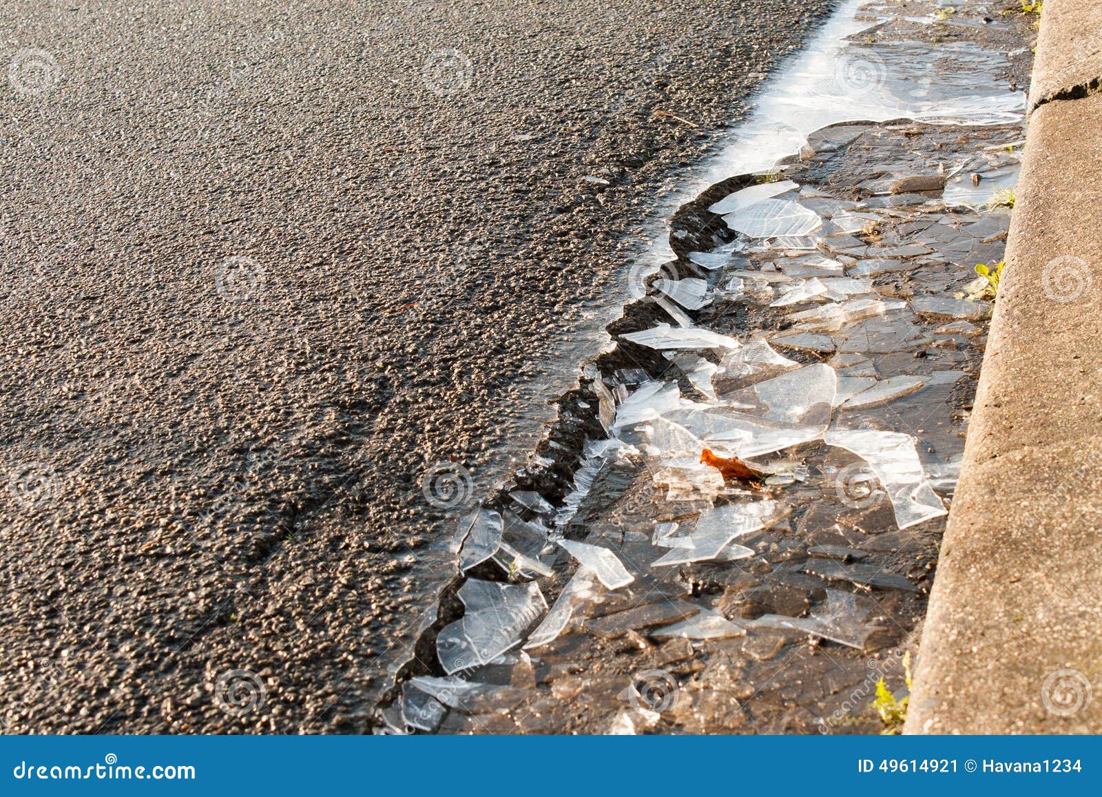 Een Rijweg Met Gebroken Ijs Stock Afbeelding - Image of roadside ...