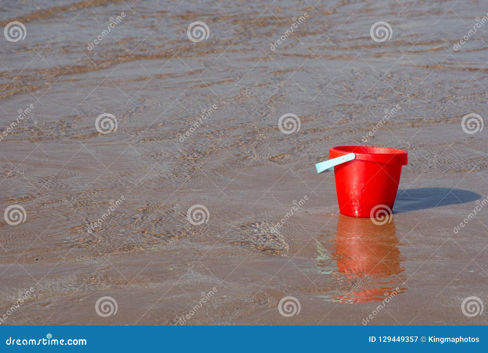 Een Rode Emmer Absorbeert Het Getijde Die in Het Strand Komen Stock ...