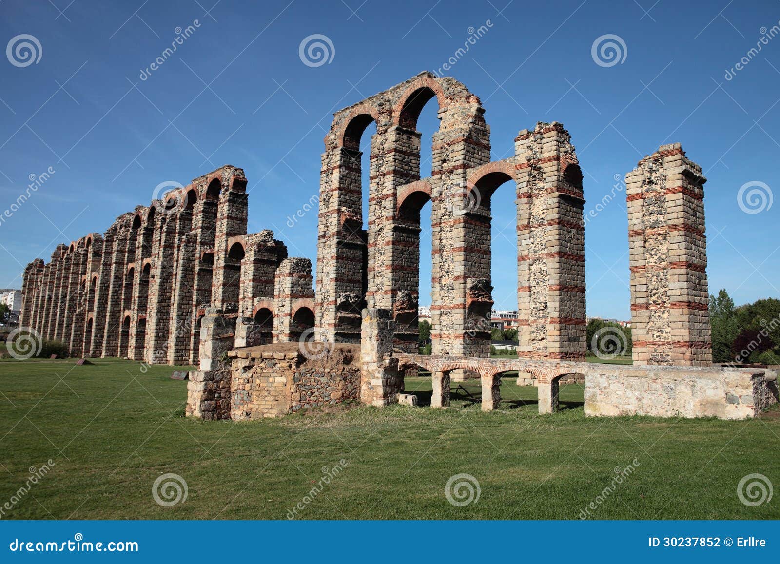 Roman aquaduct stock foto. Image of ruïne, openlucht - 30237852