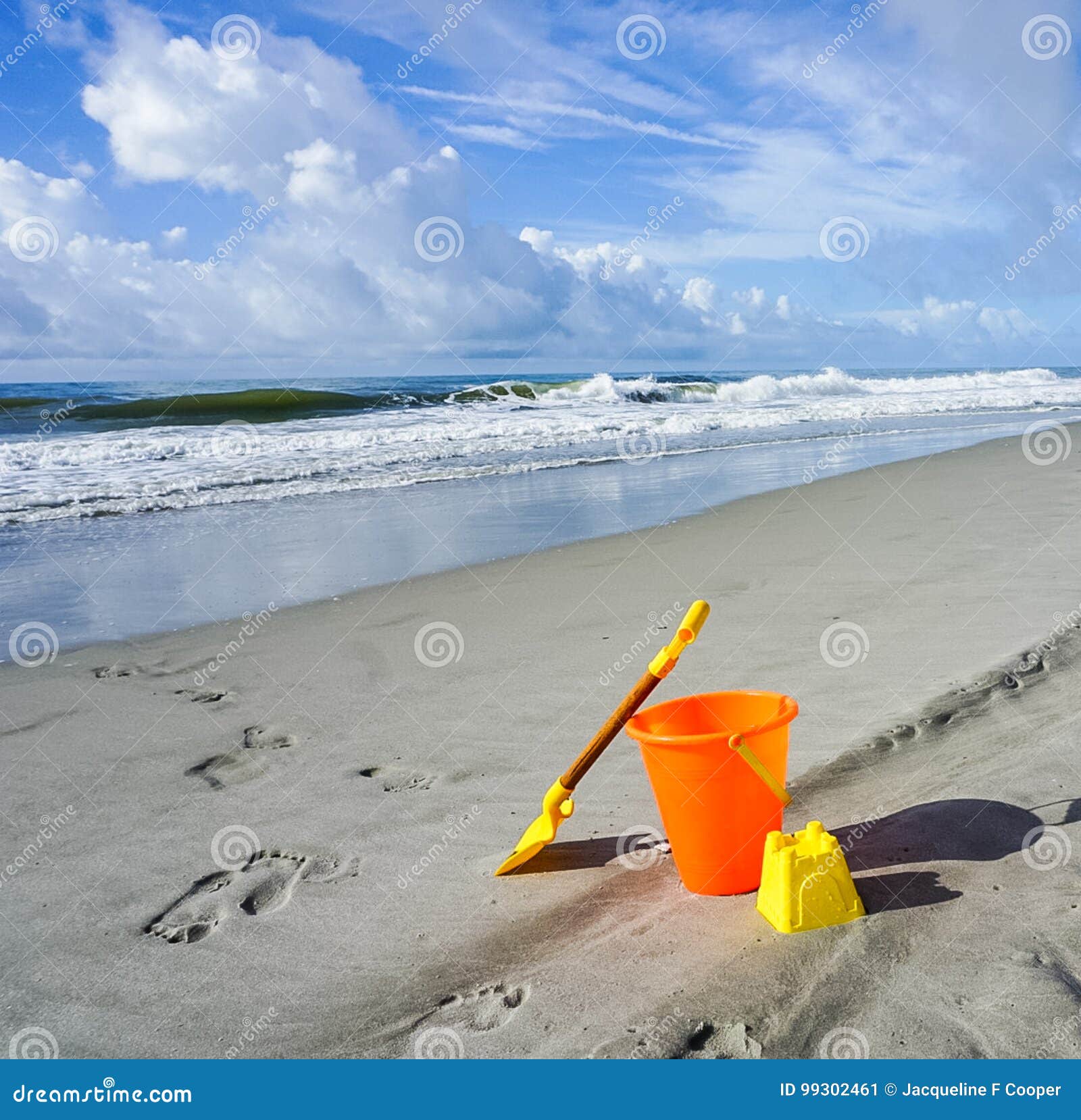 Een Schop En Een Emmer Op Het Strand Stock Afbeelding - Image of ...