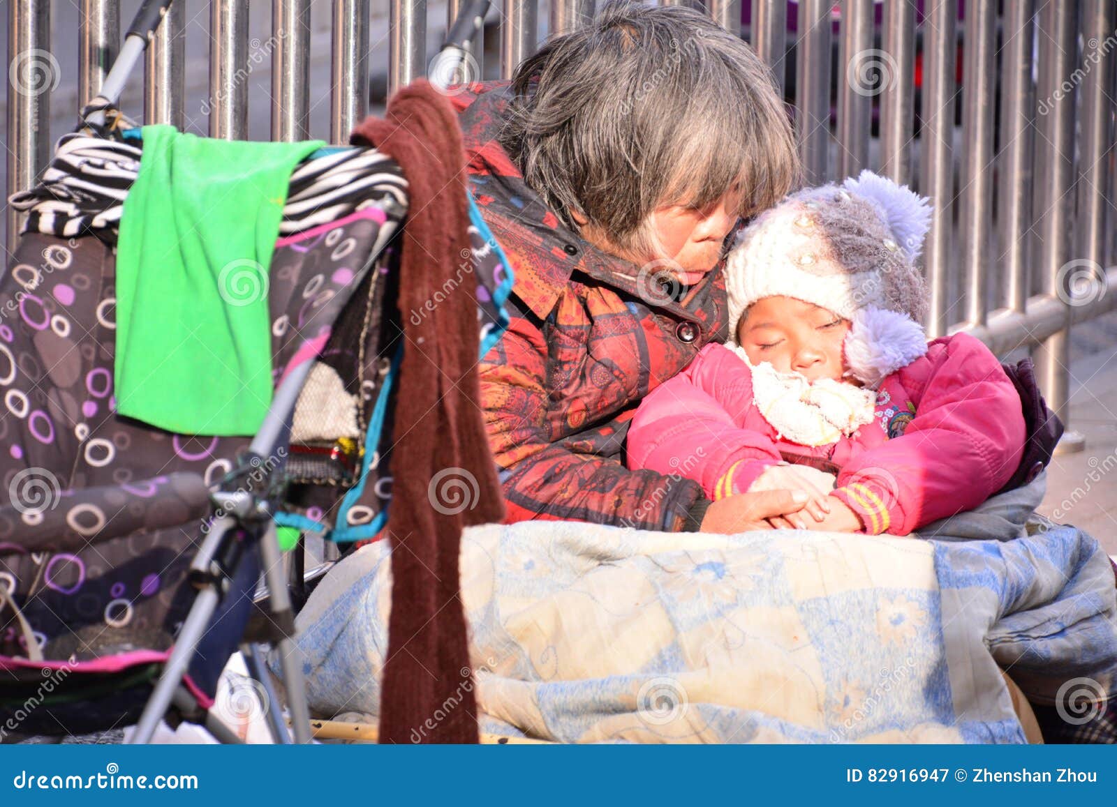 Een slechte bedelaar redactionele fotografie. Image of uitdrukking ...