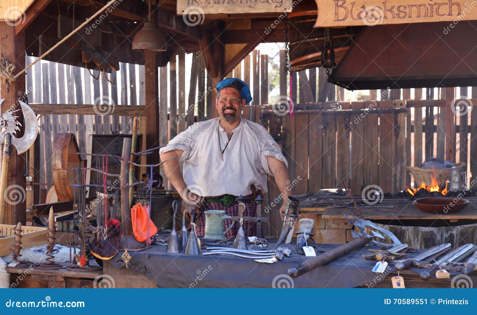 Een Smid Dressed in Traditionele Uitrusting Redactionele Foto - Image ...