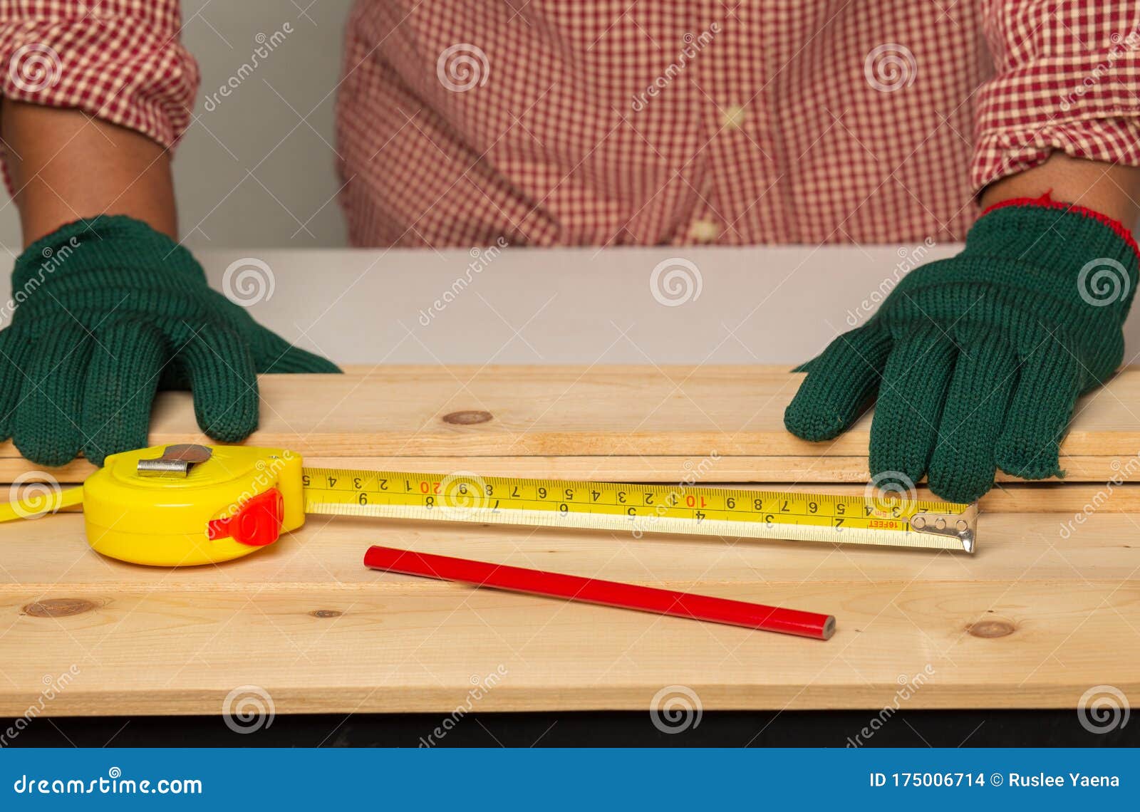 Een Snijmachine Die Een Houten Plank Meet Met Een Meetlint Geel Op De