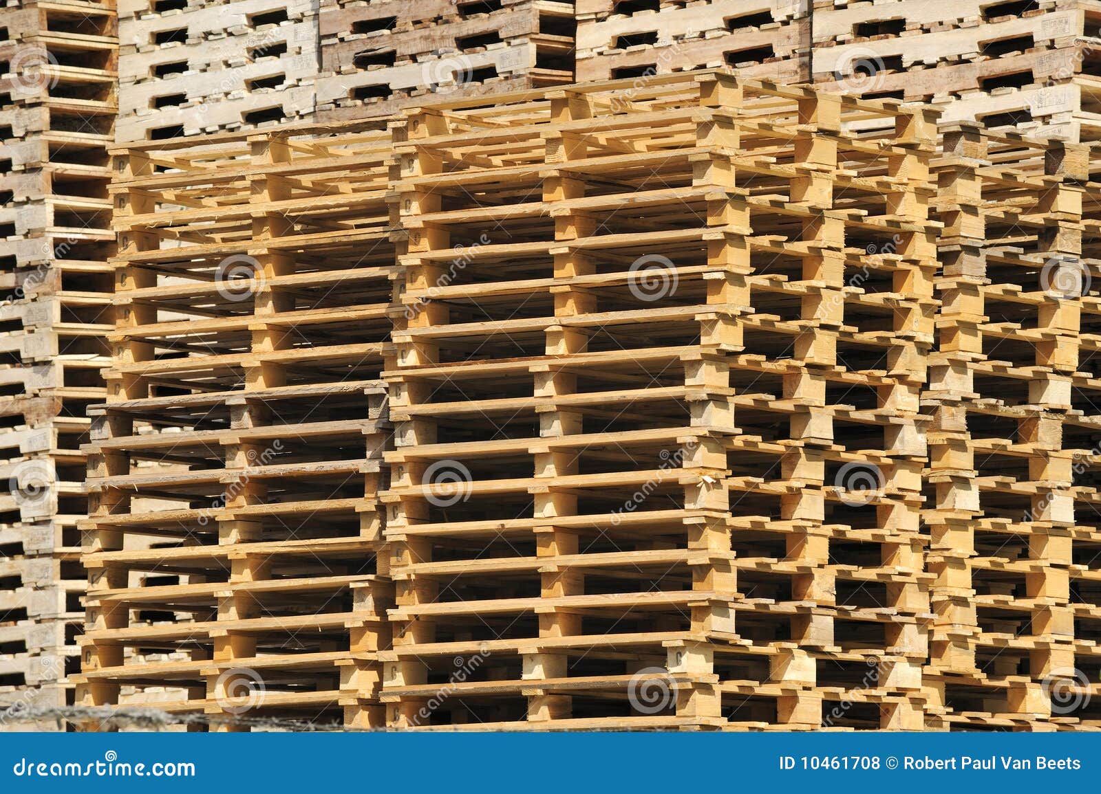 Een stapel houten pallets stock foto. Image of hout, pallet - 10461708