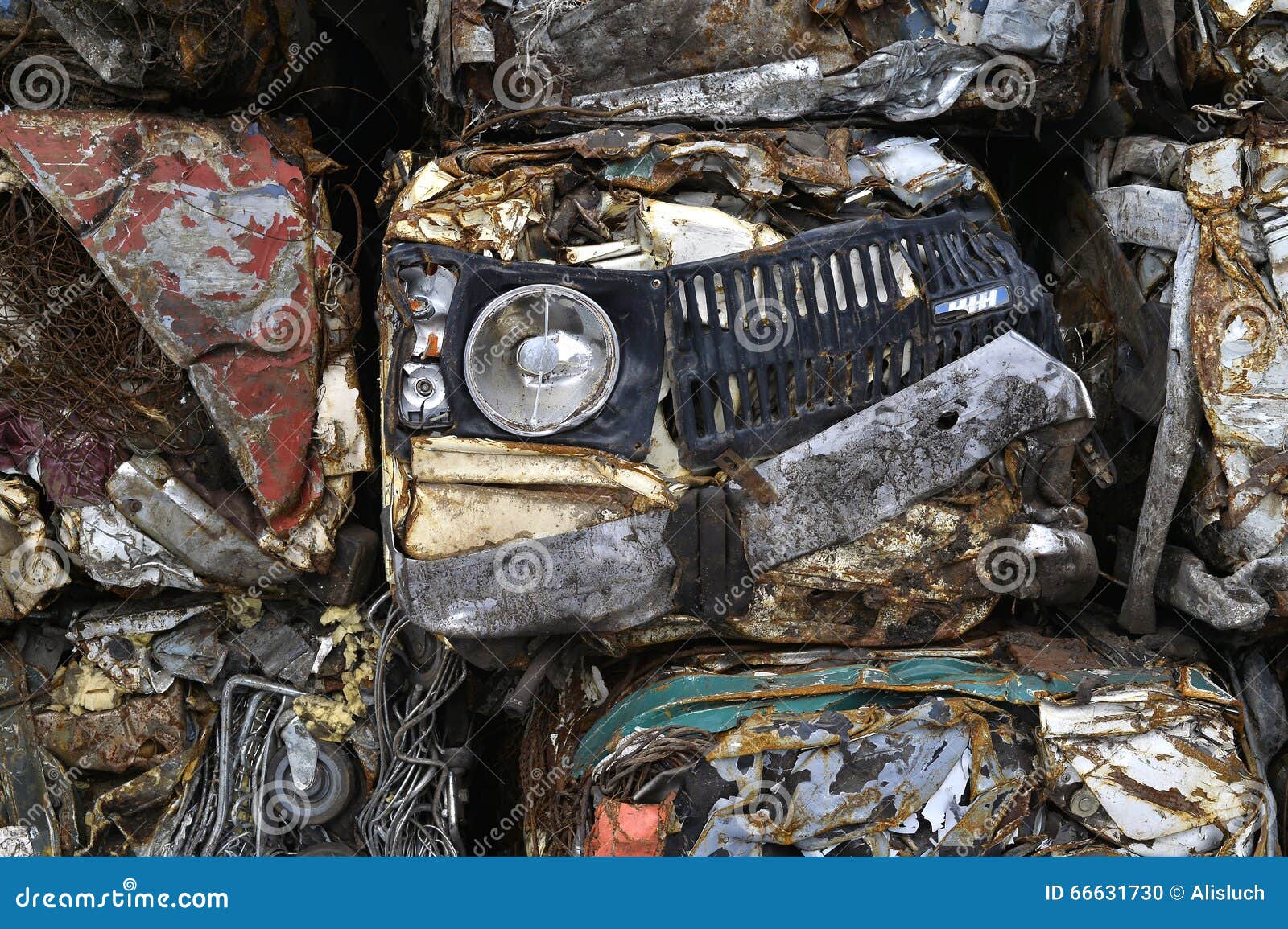 Een Stapel Van Samengeperste Auto's in Blokken Voor Verwerking Stock ...