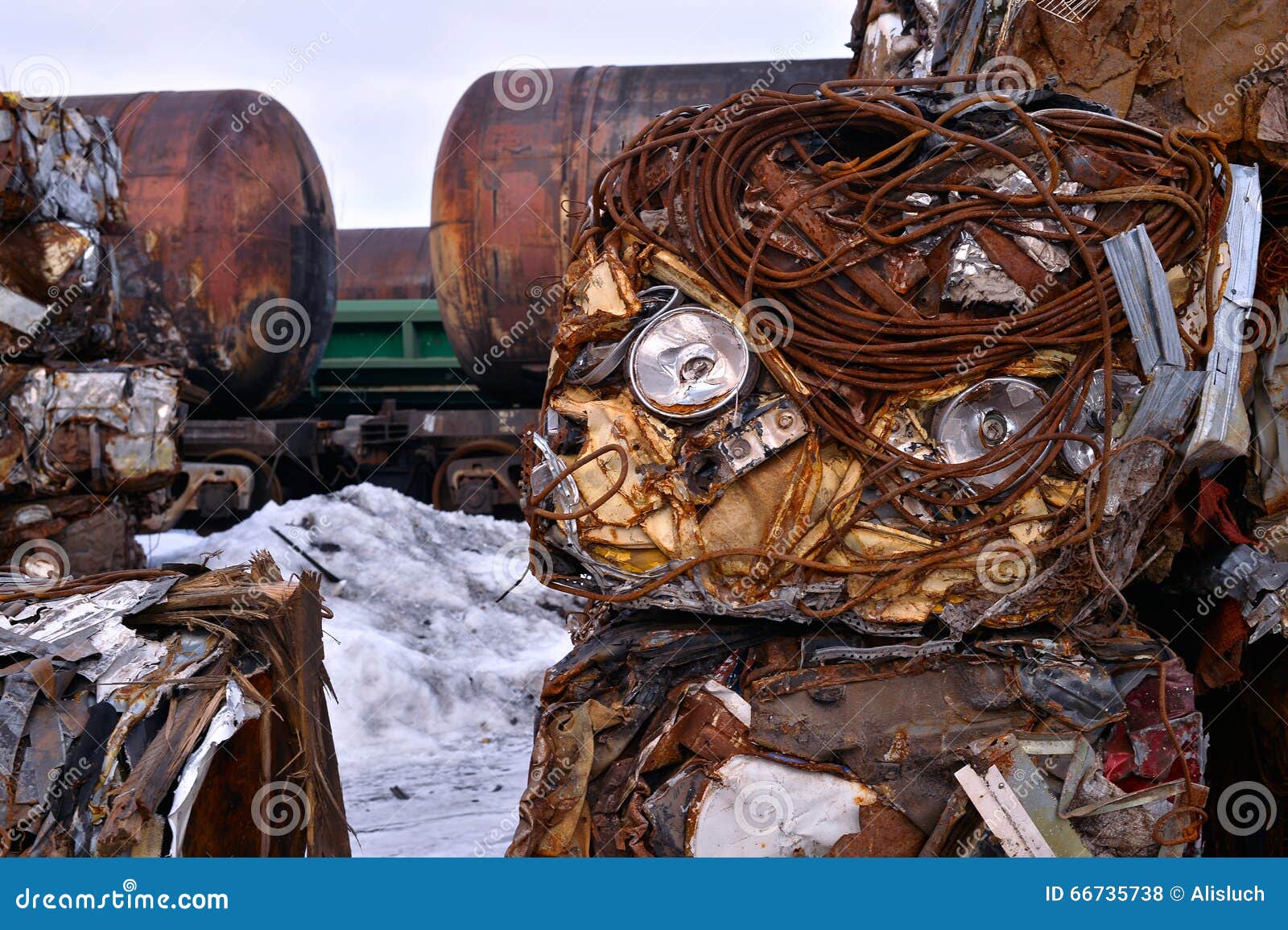 Een Stapel Van Samengeperste Auto's in Blokken Voor Verwerking Stock ...