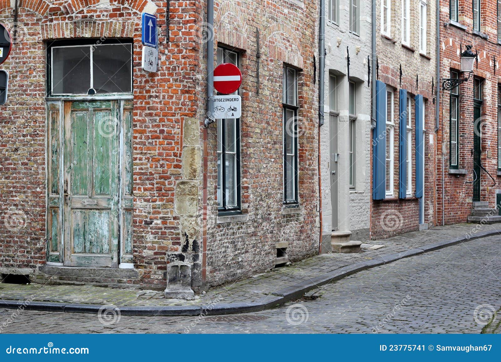 Een straathoek in Brugge stock afbeelding. Image of europa - 23775741