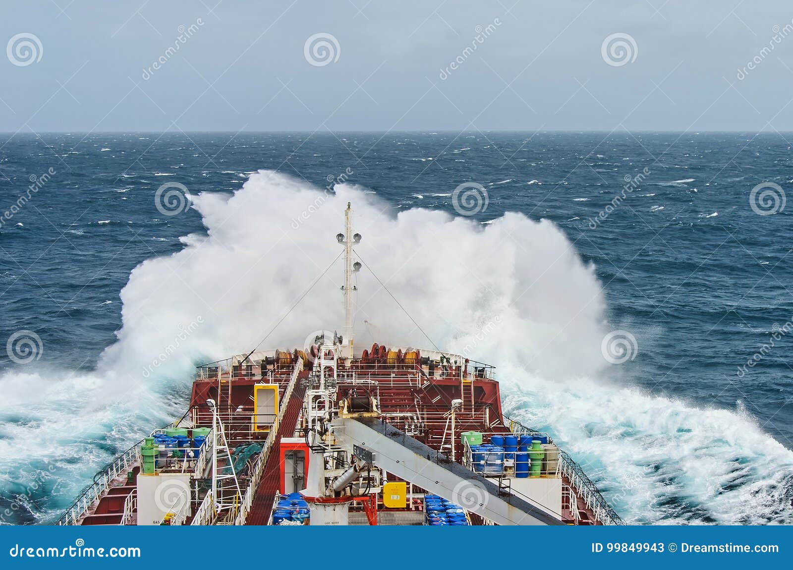 Een tankschip tegen woede stock afbeelding. Image of gooien - 99849943