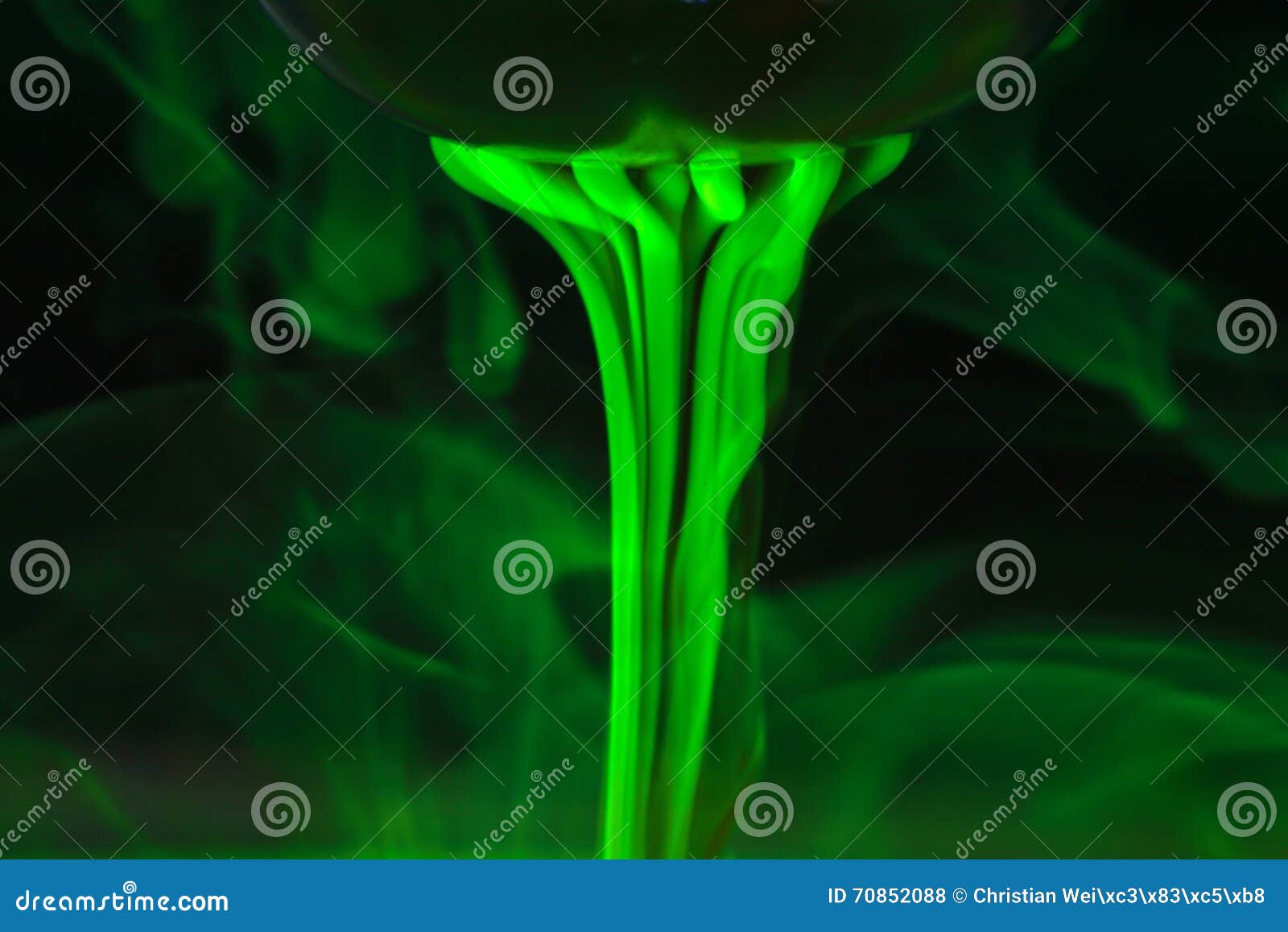 Een Theebal Met Fluoresceïne in Water Stock Foto - Image of wetenschap ...