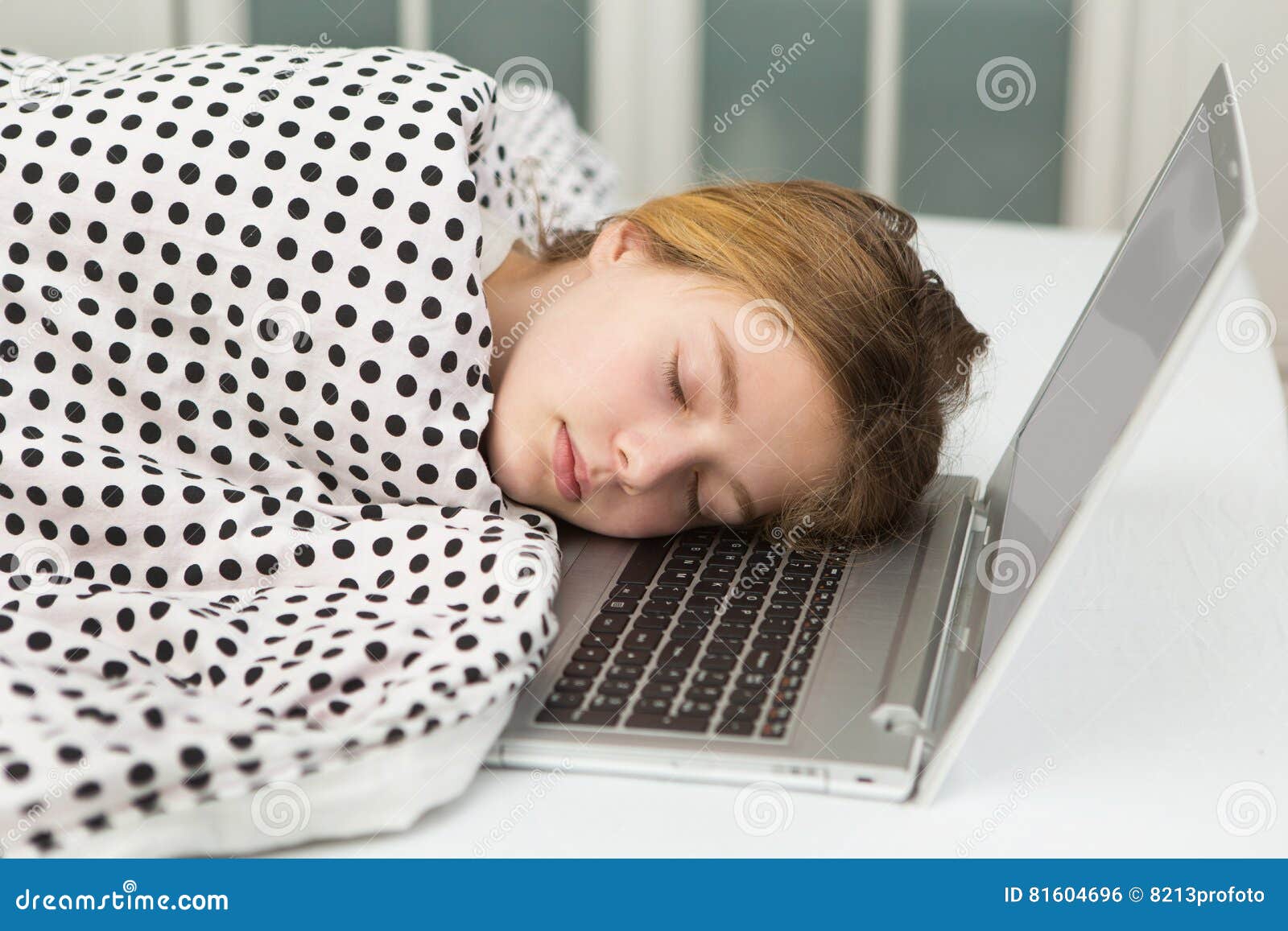 Een Tiener in Slaap Bij Een Computer Stock Foto - Image of toevallig ...