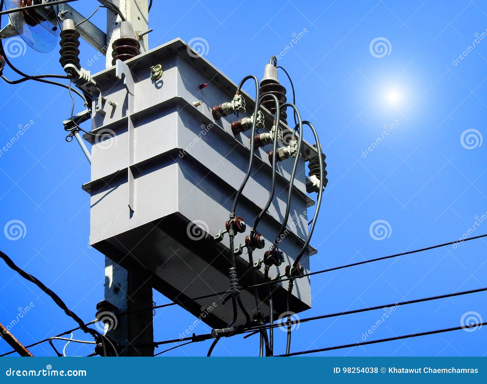 Een Transformator is Een Elektroapparaat Dat Elektro Overbrengt Stock ...