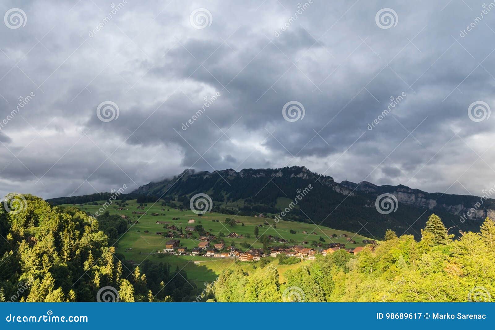 Een Typisch Dorp in Zwitser 5 Stock Afbeelding - Image of openlucht ...