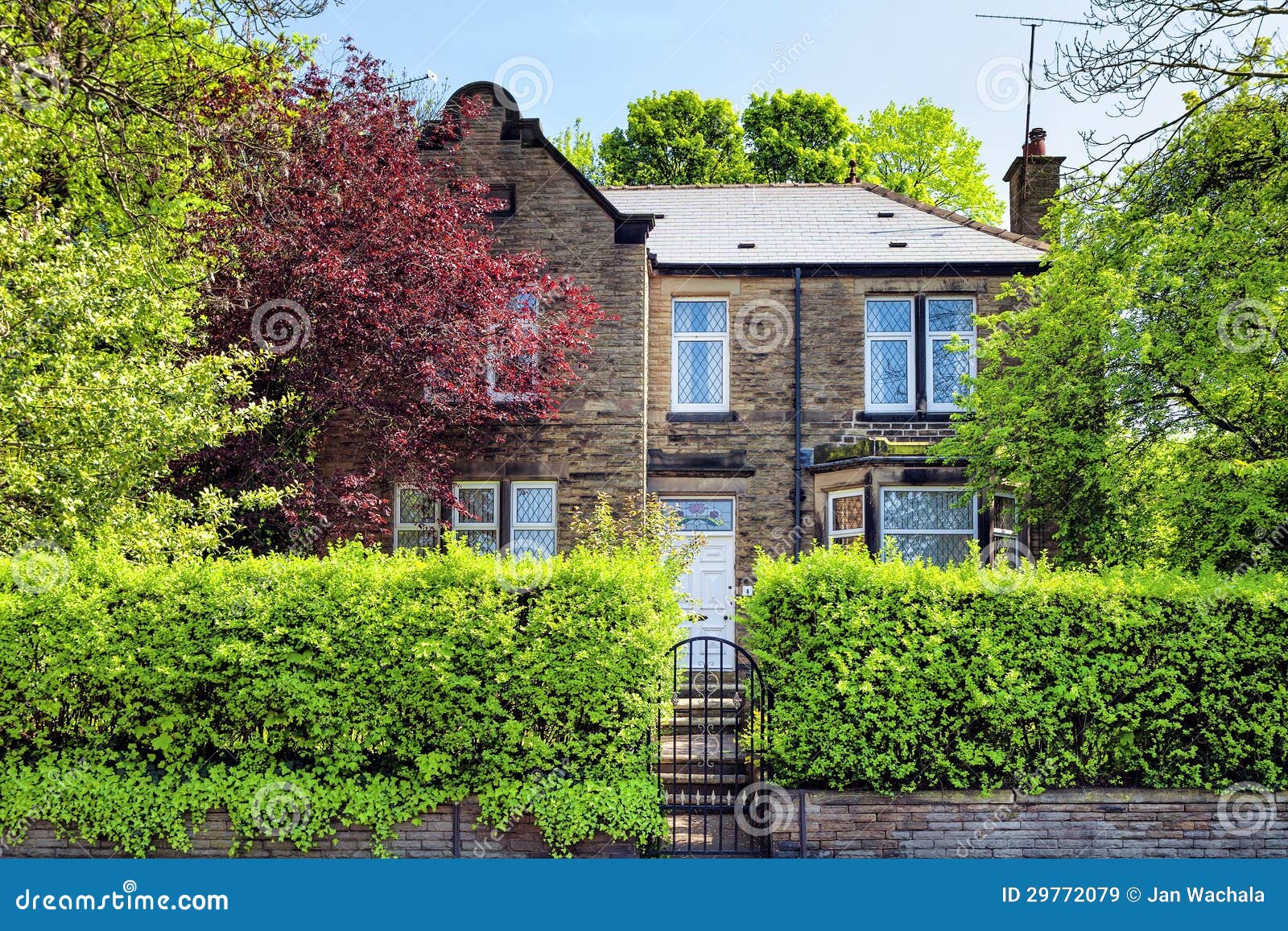 Een typisch Engels huis stock afbeelding. Image of gevormd - 29772079