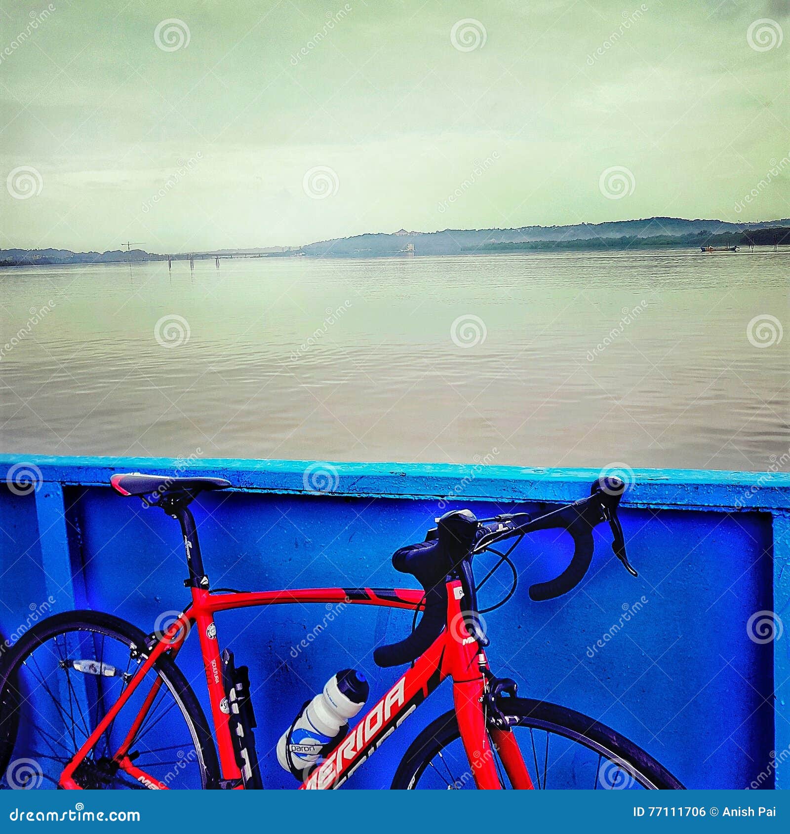 Een Veerboot (lancering) Rit Aan Een Eiland! Redactionele Foto - Image ...