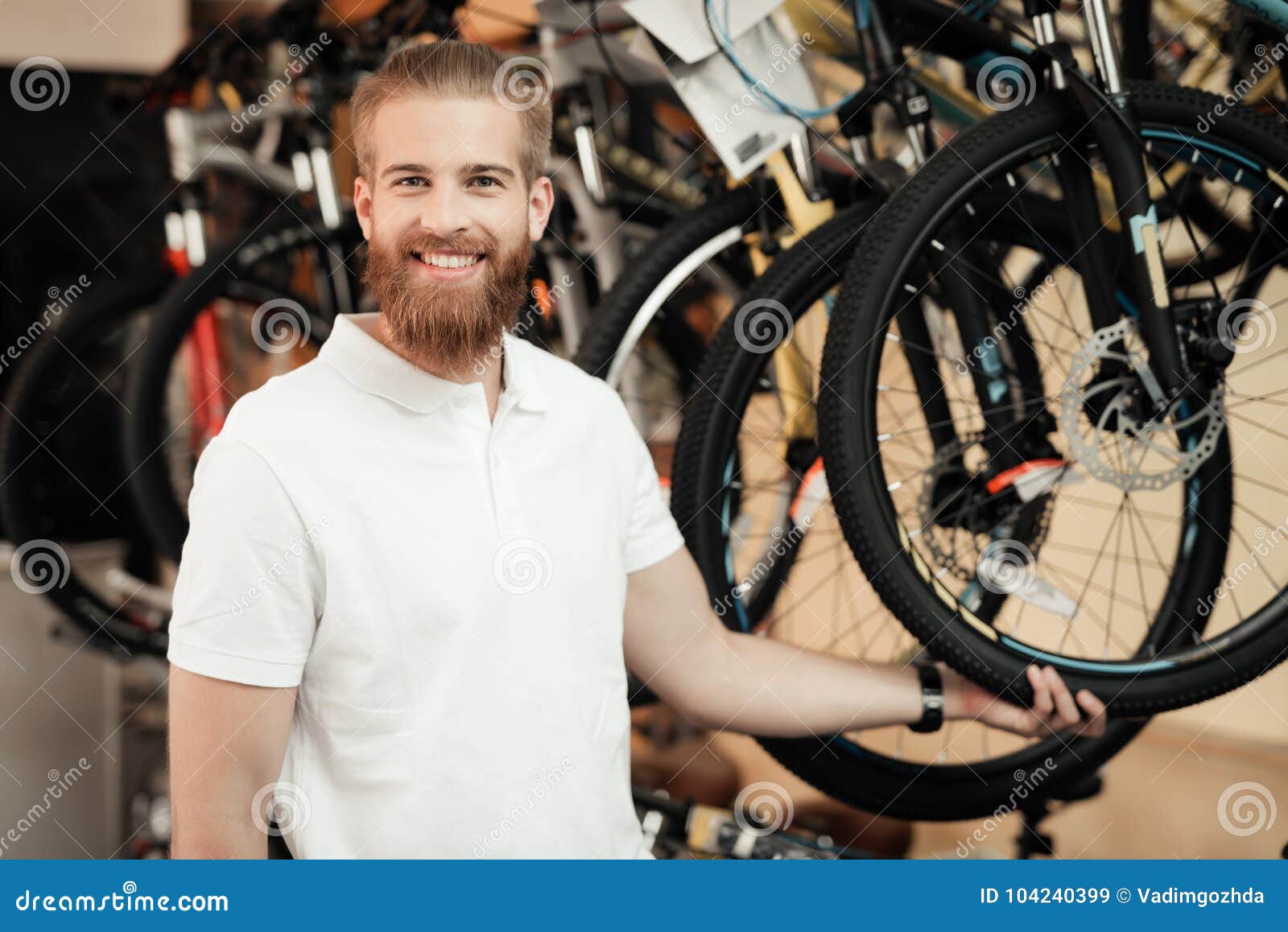 Een Verkoper in Een Fietswinkel Stelt Dichtbij Een Fiets Stock ...