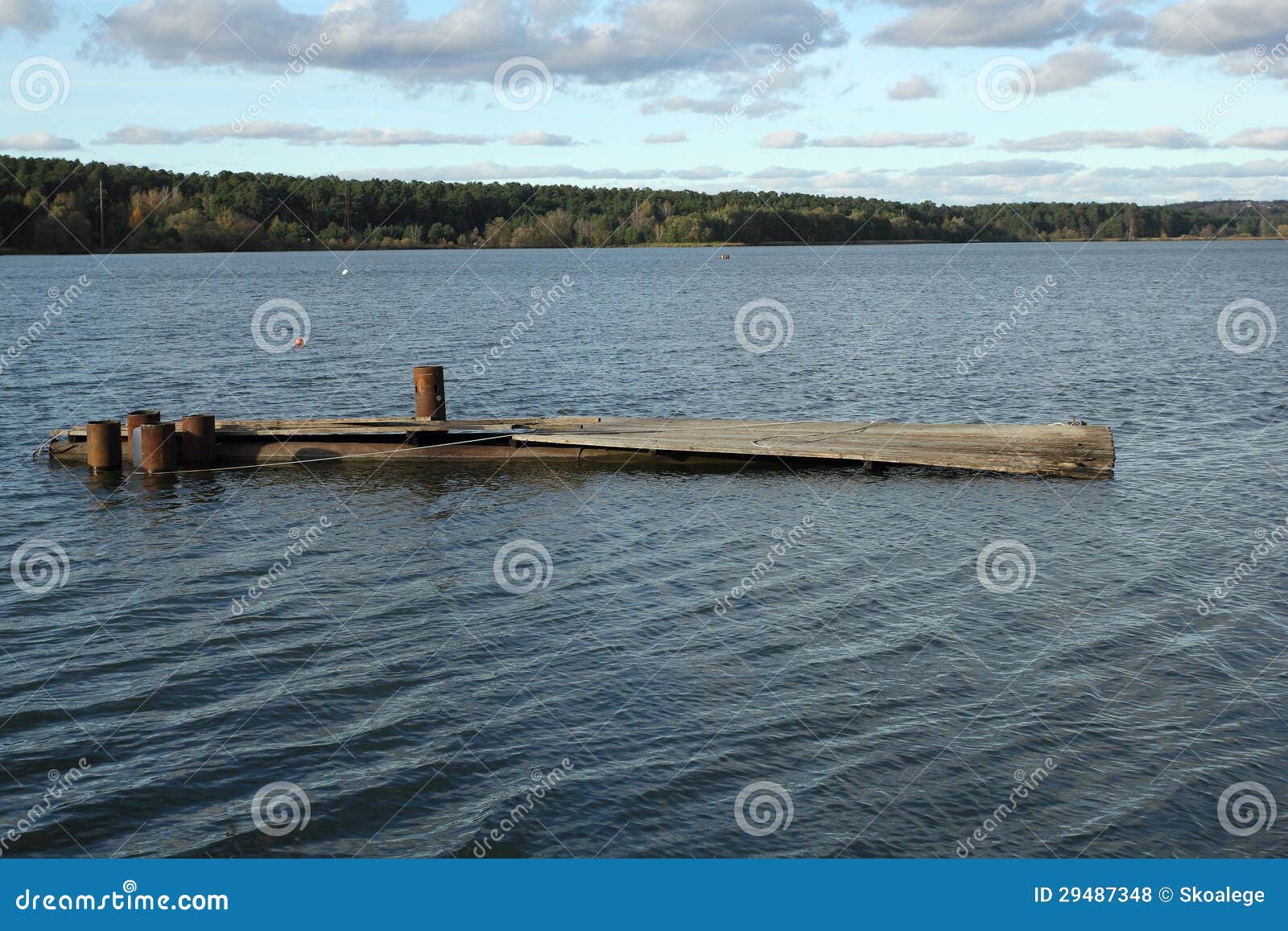 Een vlot op het water stock foto. Image of staal, pijp - 29487348