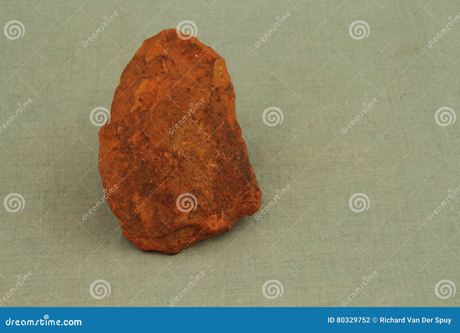 Een Voorhistorische Steenbijl - Stock Foto - Image of primitief, wapen ...