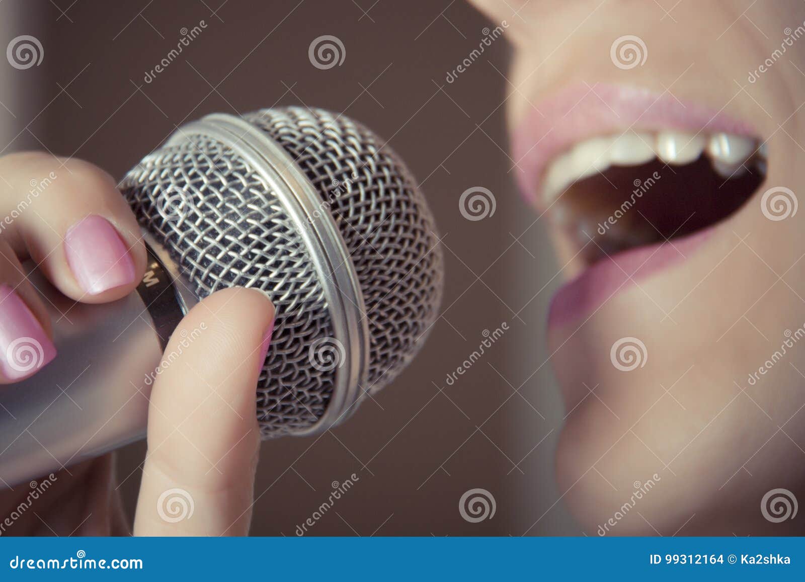 Een Vrouw Zingt in Een Microfoon Bij Een Opnamestudio, Haar Mond Dichte ... Een Vrouw Zingt in Een Microfoon Bij Een Opnamestudio, Haar Mond Dichte ...