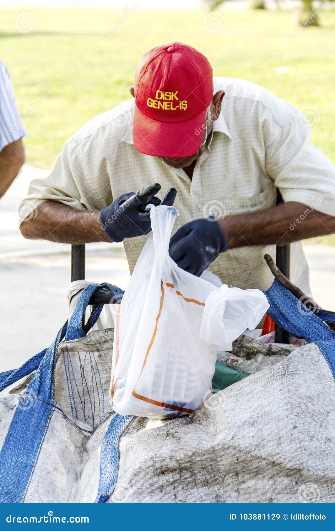 Een Vuilnisman is Searching Garbage Redactionele Stock Afbeelding ...