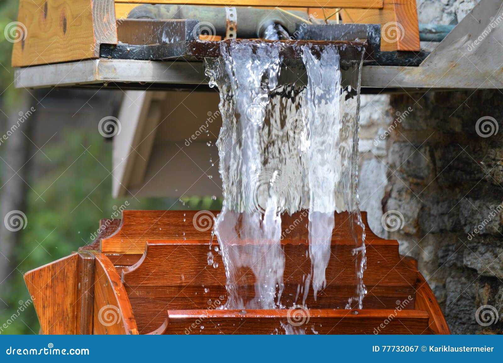Een Waterwiel Op Een Gebouw Stock Afbeelding - Image of vervagen ...