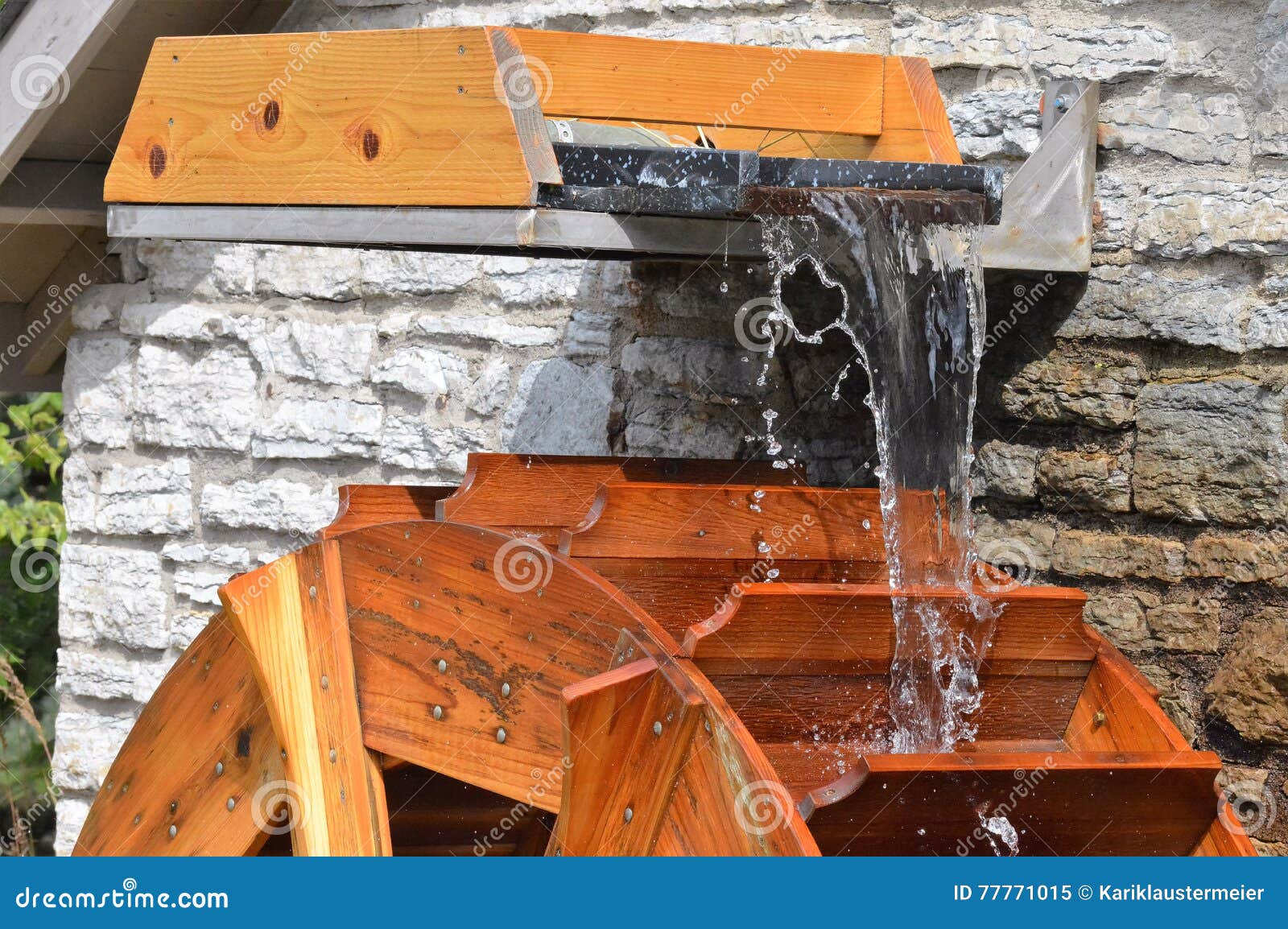 Een Waterwiel Op Een Gebouw Stock Afbeelding - Image of nave, symbool ...