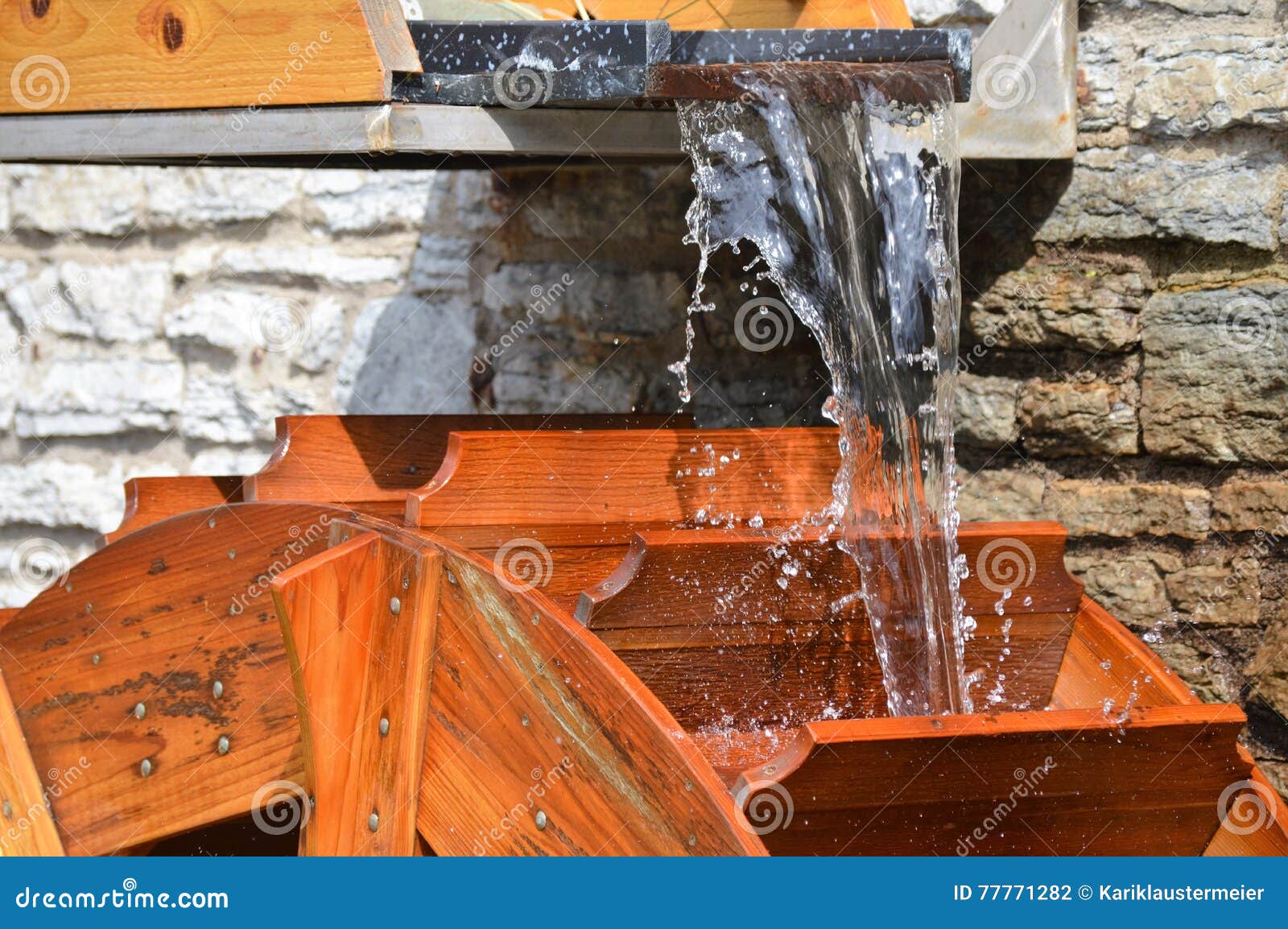 Een Waterwiel Op Een Gebouw Stock Foto - Image of reis ...