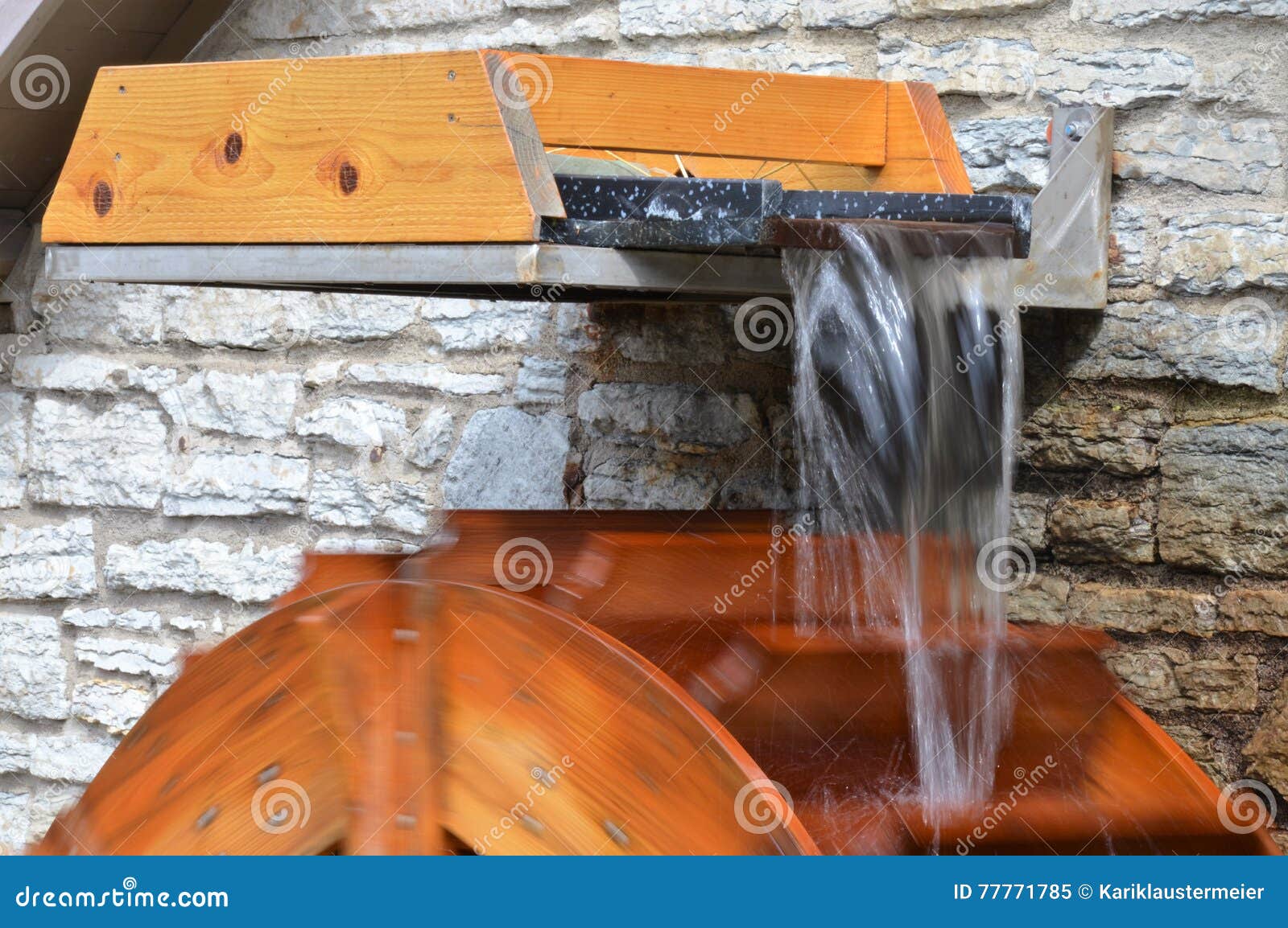 Een Waterwiel Op Een Gebouw Stock Afbeelding - Image of onderzoek, rand ...