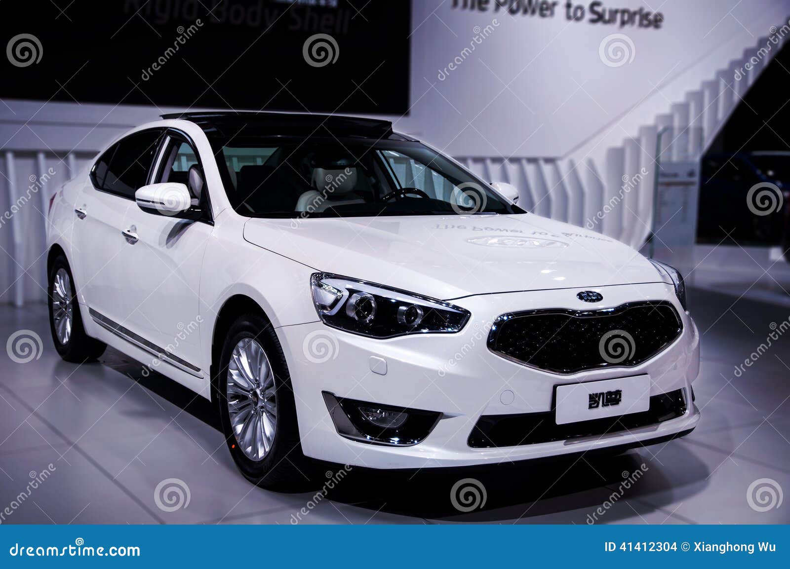 Een witte auto van Kia redactionele stock afbeelding. Image of hybride ...