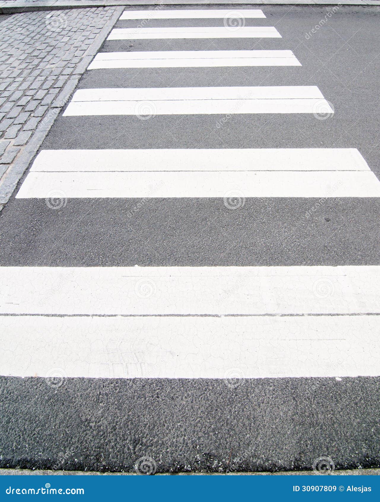 Een zebrapad stock afbeelding. Image of richting, veiligheid - 30907809