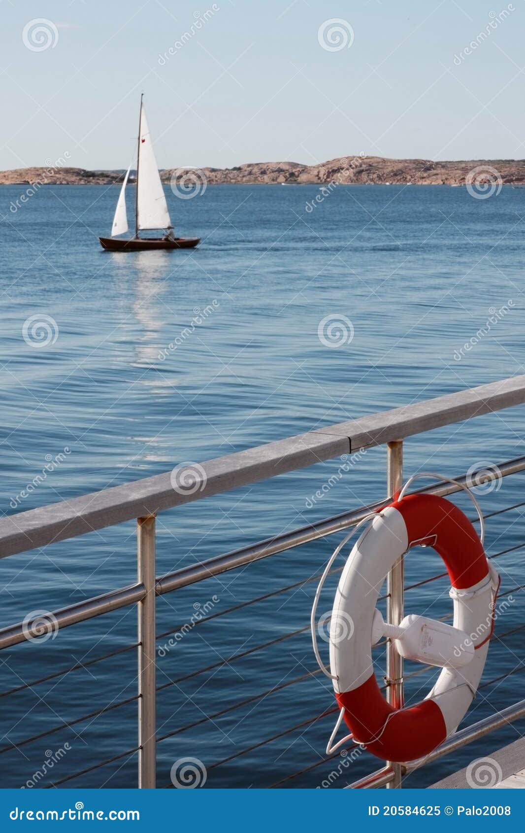 Een zeilboot op zee stock afbeelding. Image of teruggetrokken - 20584625