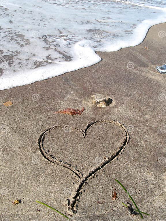 Eenzaam hart op het strand stock afbeelding. Image of kust - 143107