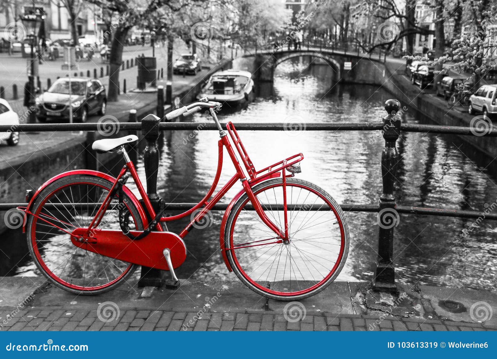 Eenzame Rode Fiets Op De Brug Stock Afbeelding - Image of achtergrond ...