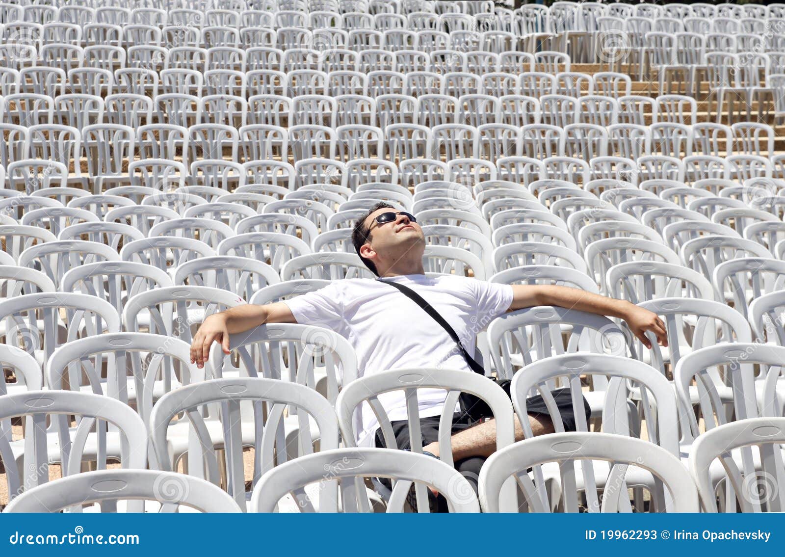 Eenzame toeschouwer stock afbeelding. Image of jong, plaats - 19962293