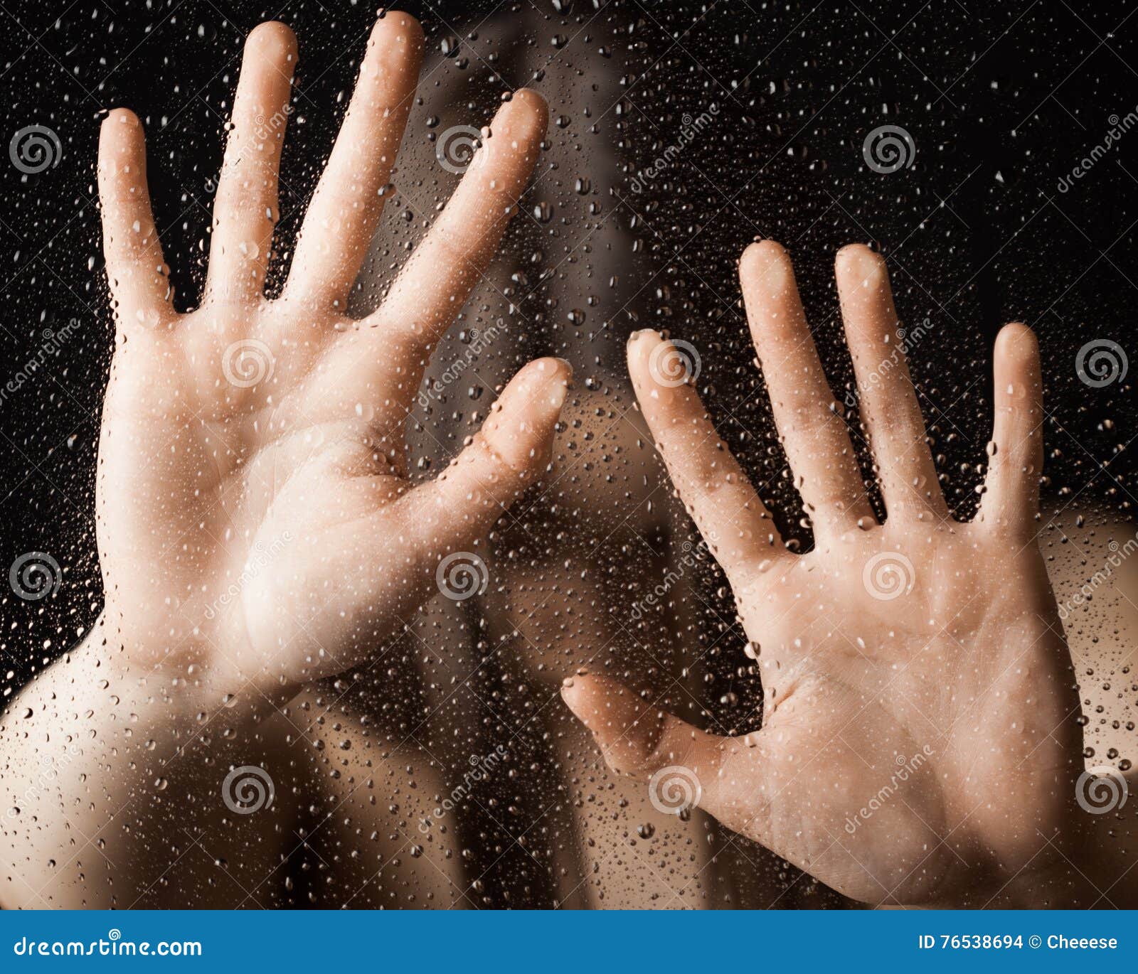 Eenzame Vrouwen Met Uitgestrekte Hand Stock Foto - Image of licht ...