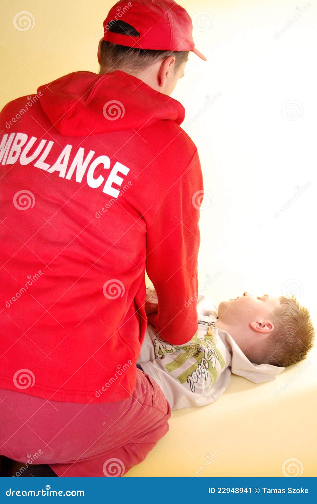 Eerste hulp stock afbeelding. Image of band, mensen, paramedisch - 22948941