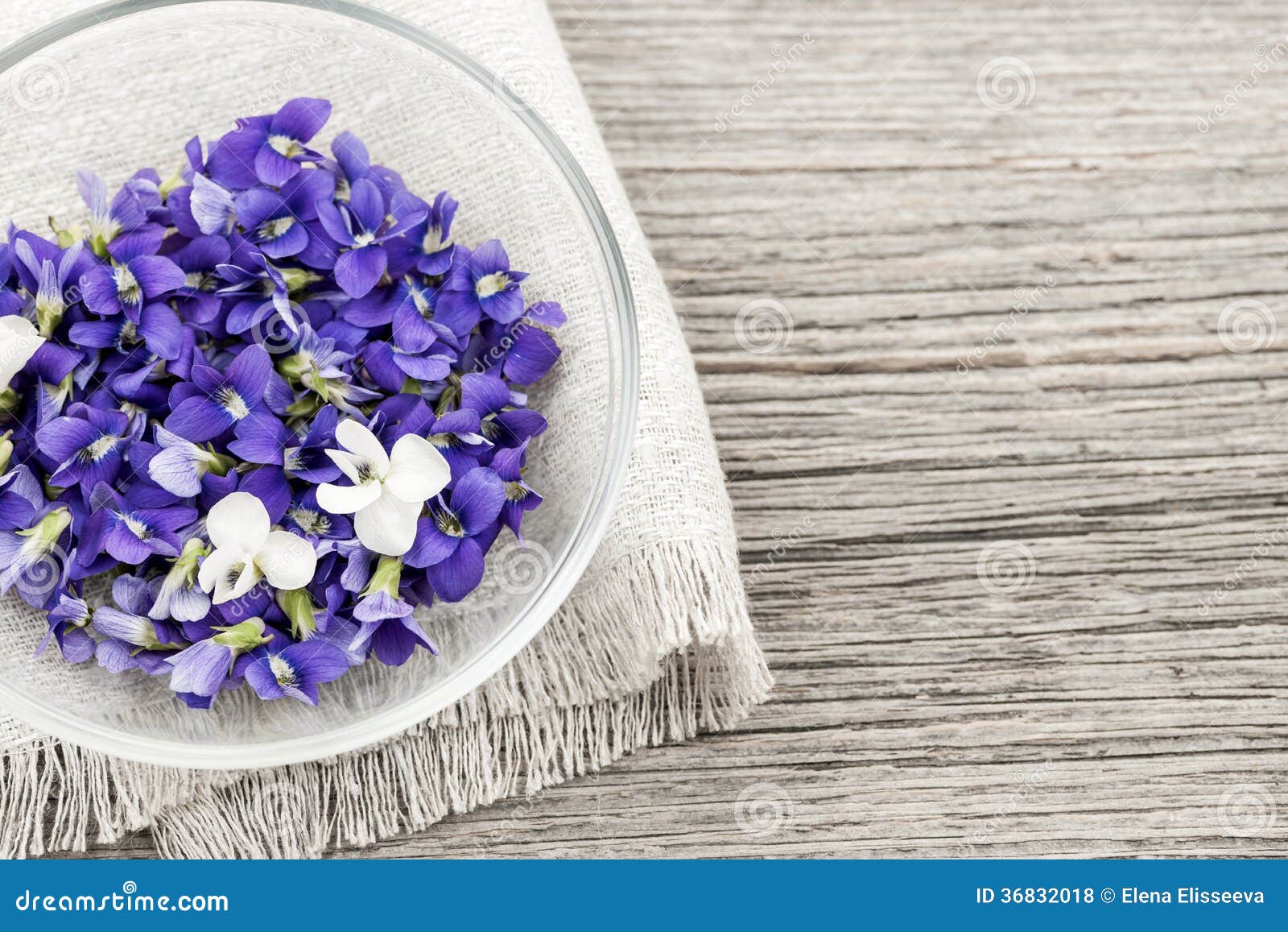 Eetbare viooltjes in kom stock foto. Image of bijtend - 36832018