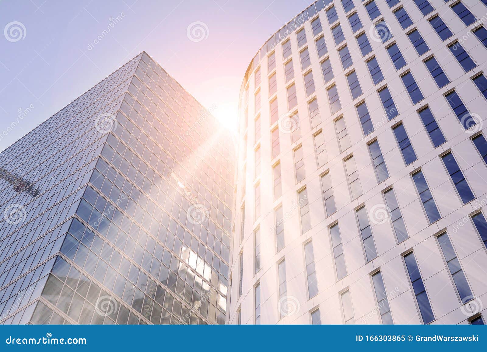 Efectos De Luz De Los Rayos Solares En Los Edificios Urbanos Imagen de ...