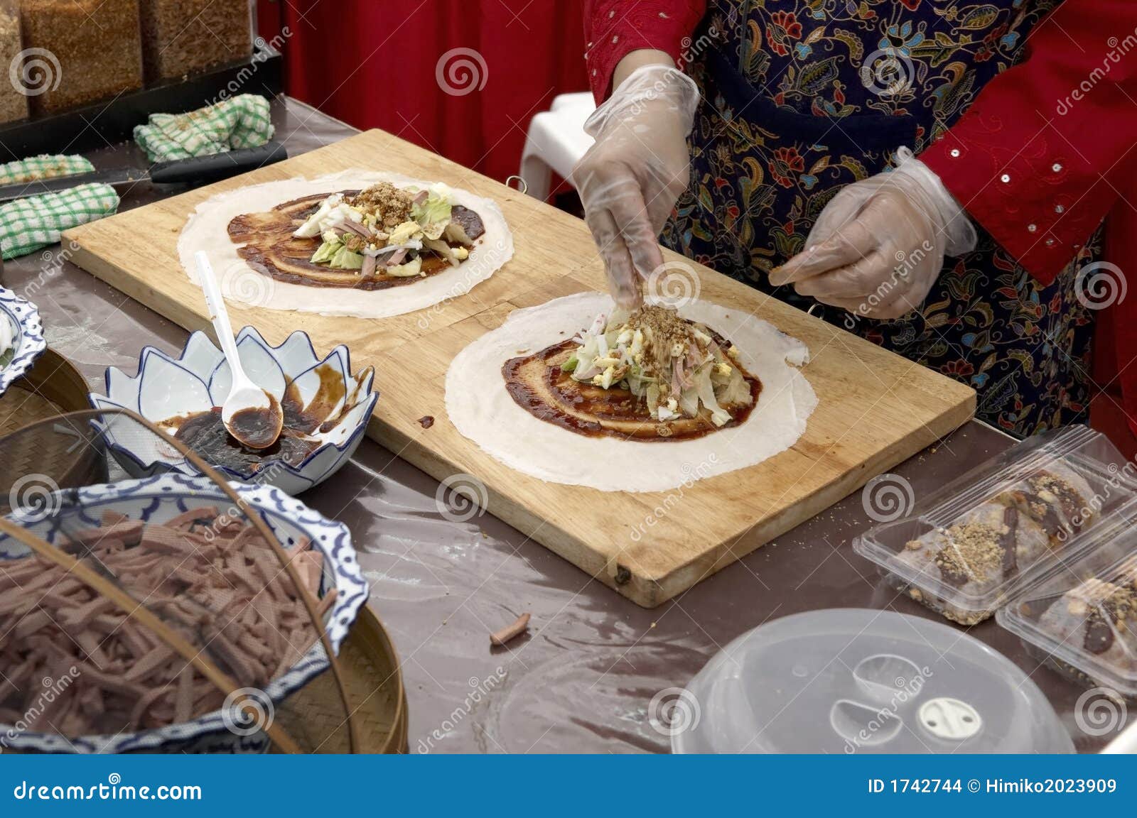 Effectuer Un Roulis De Source Photo stock - Image du peau, asiatique ...